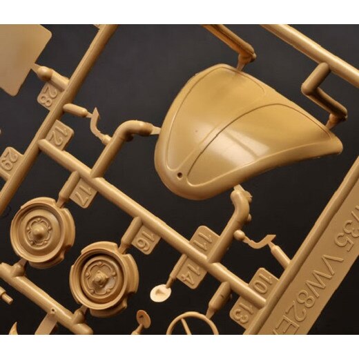 Военен модел RyeField Models German Staff Car TYPE 82E с интериор 1:35 ...