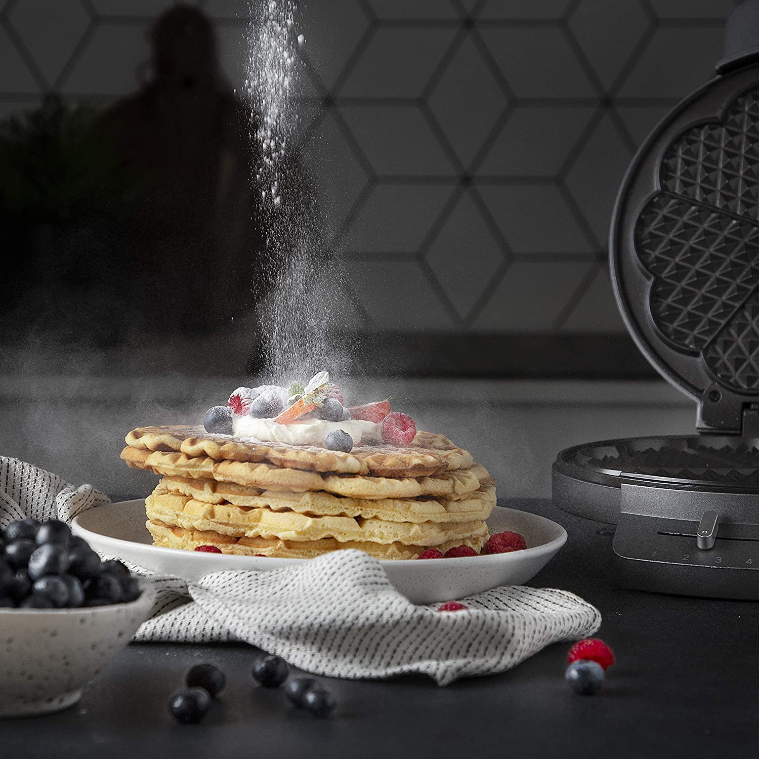 Aparat pentru preparat waffe Princess 132380, 1200W, 5 waffe, Termostat ...