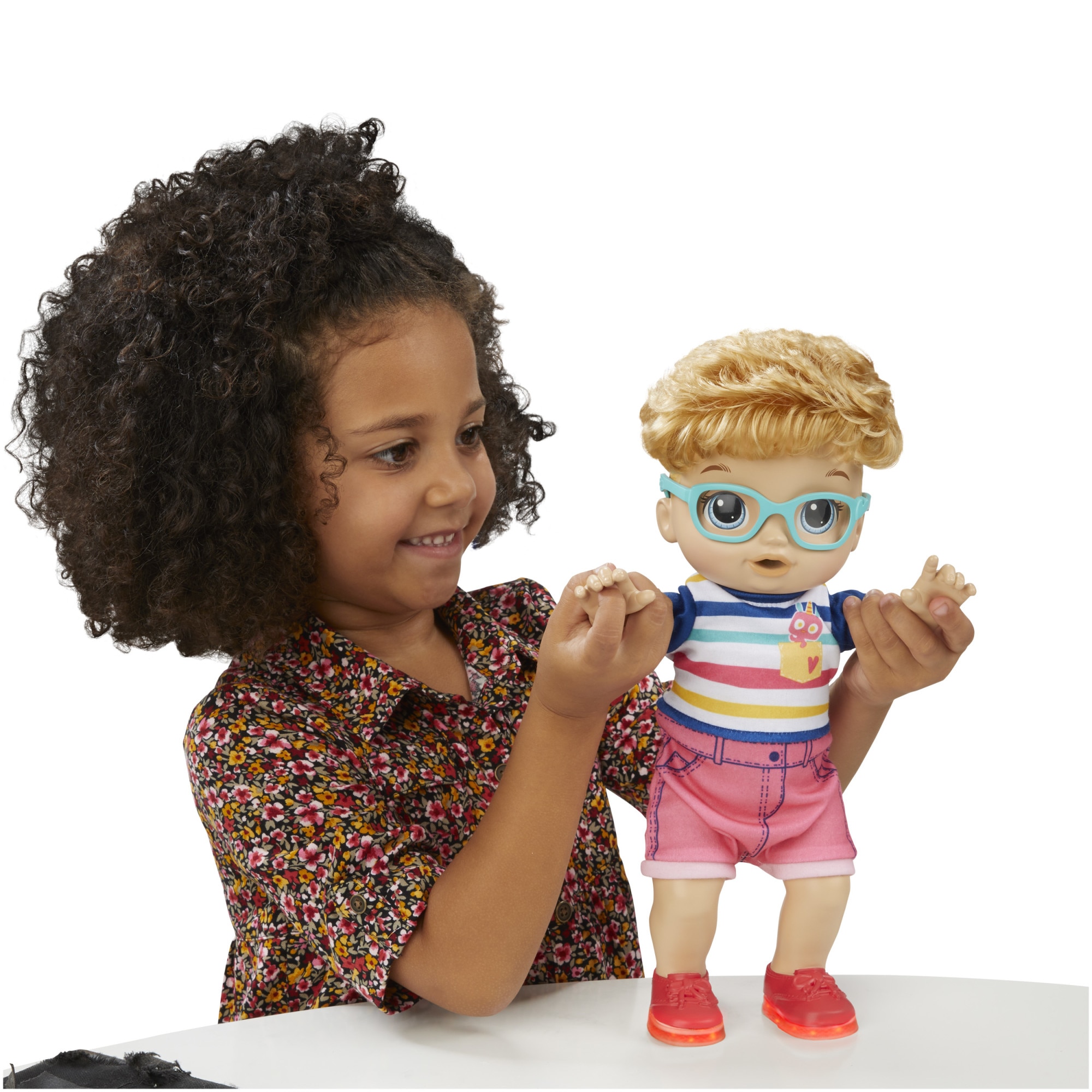 Bebelus Baby Alive, Step'n Giggle - Primii pasi, Baietel blond - eMAG.ro