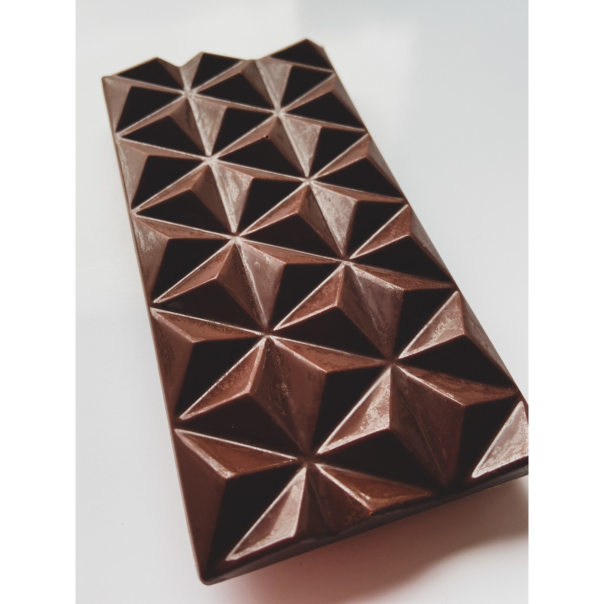 Tableta de ciocolata neagra cu alune de padure si chipsuri de cocos ...