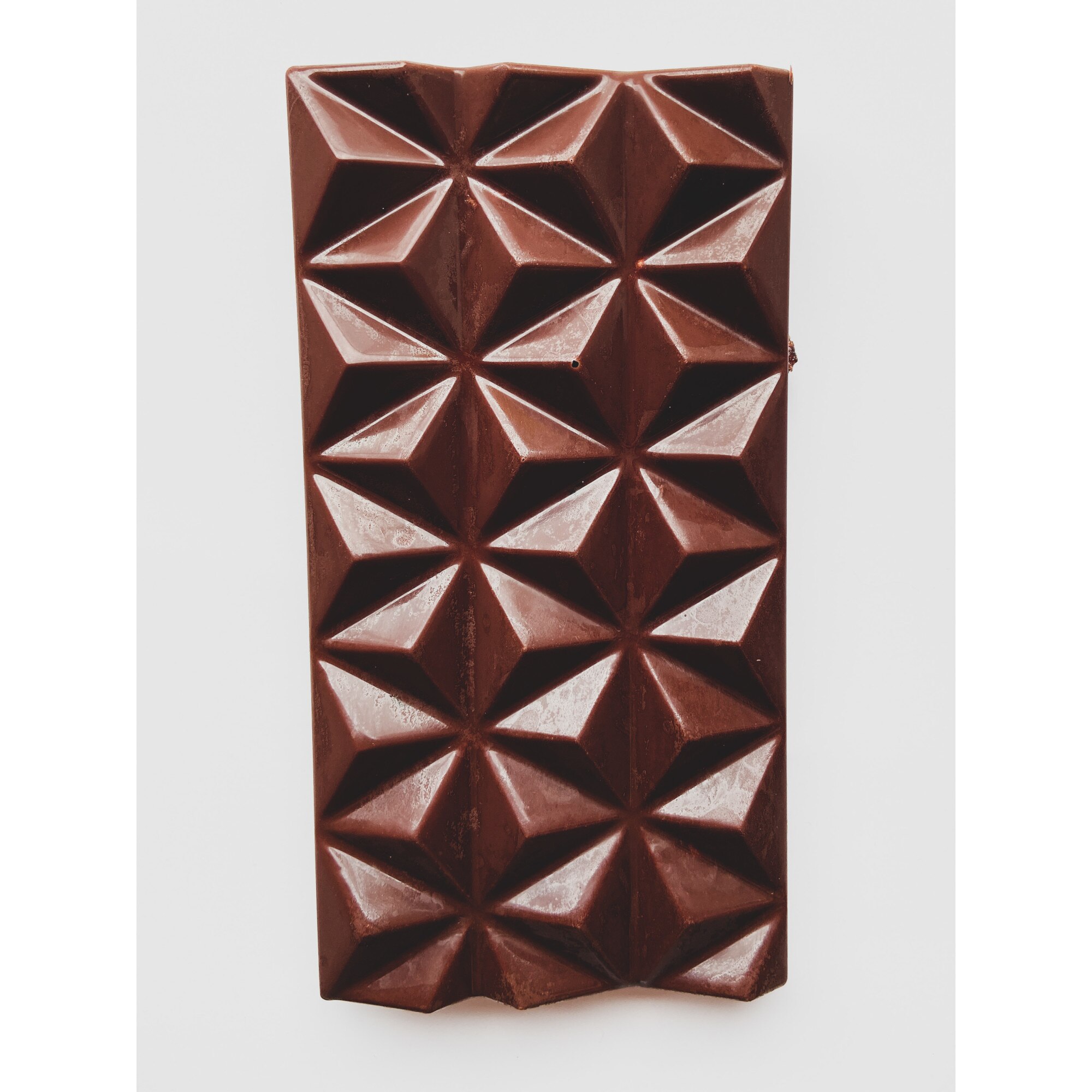 Tableta de ciocolata neagra cu alune de padure si chipsuri de cocos ...