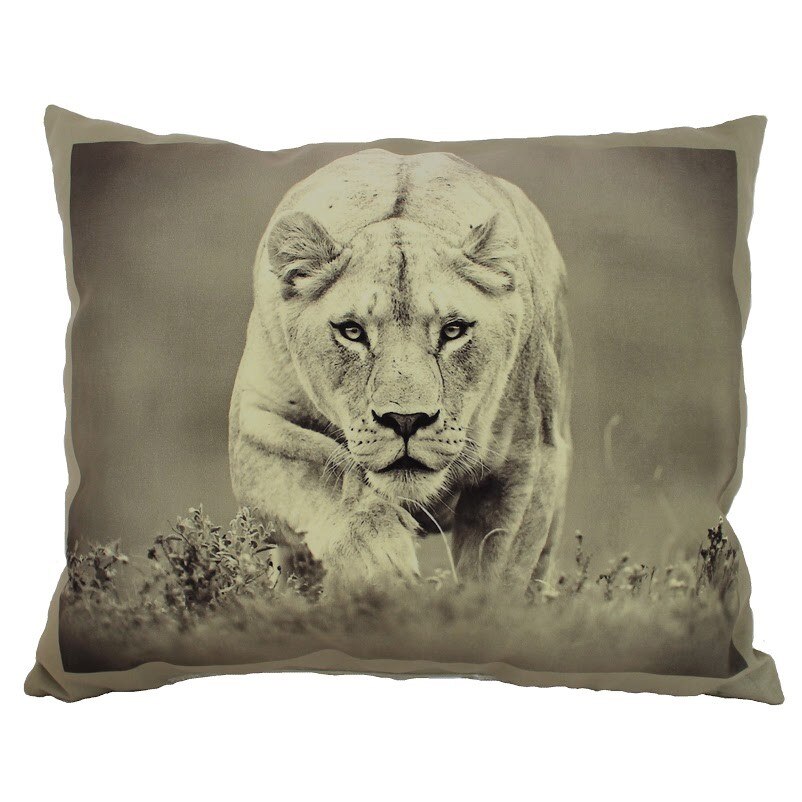 Perna decorativa din plus, cu imagine Leu, 40 x 50 cm - eMAG.ro