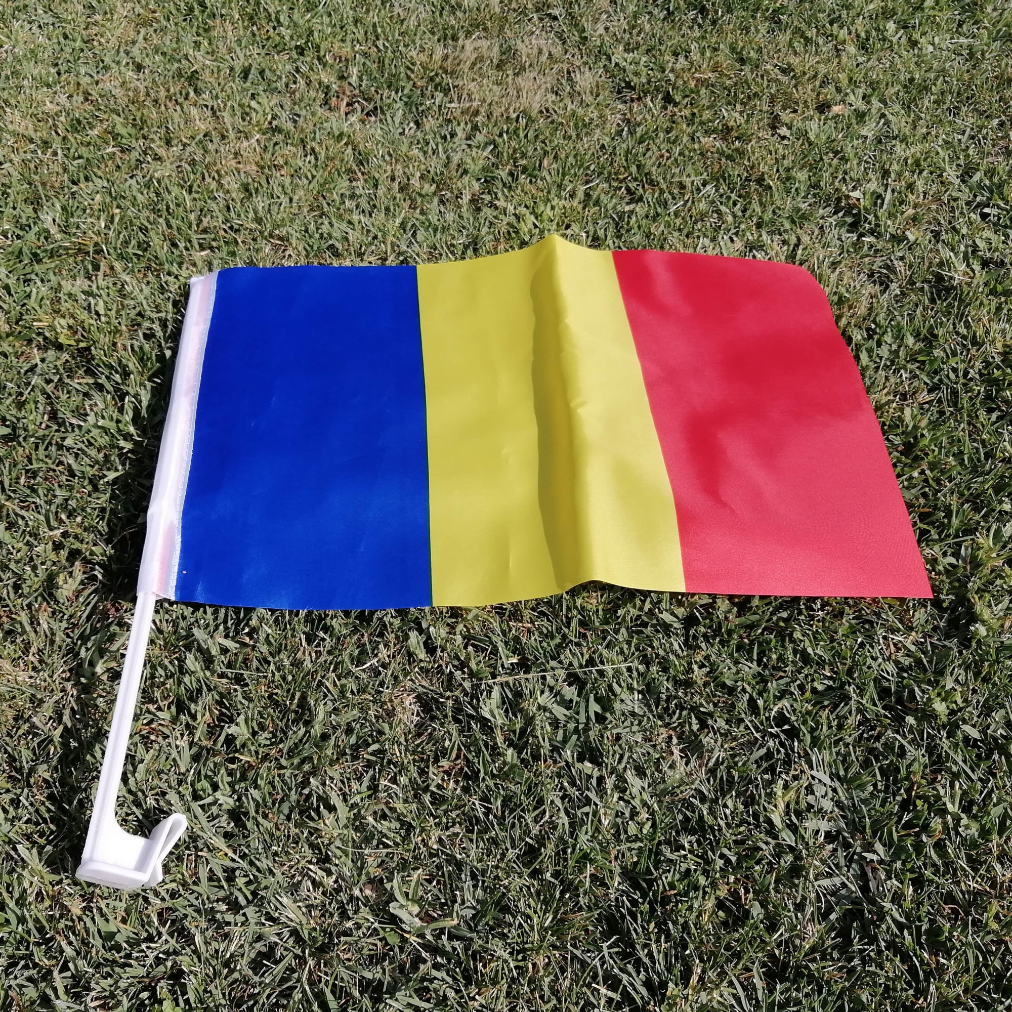 Drapel Romania pentru masina, cu suport, 45 x 30 cm - eMAG.ro
