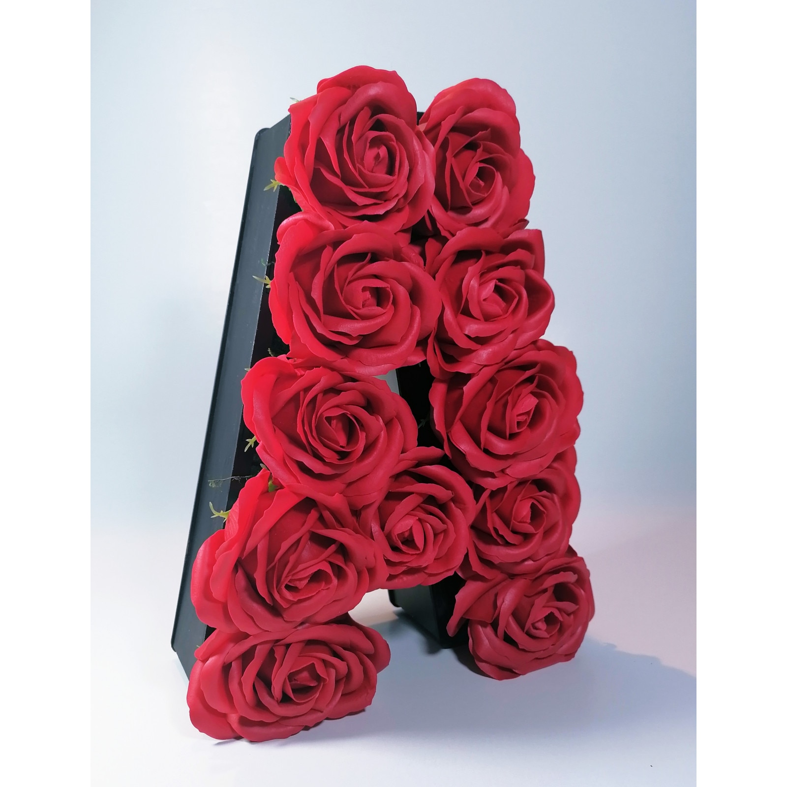 Aranjament Flori Sapun litera A, Rosu, 25cm - eMAG.ro