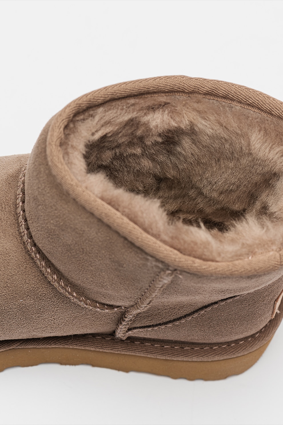 UGG, Ghete slip-on rezistente la apa din piele intoarsa Classic Mini II ...