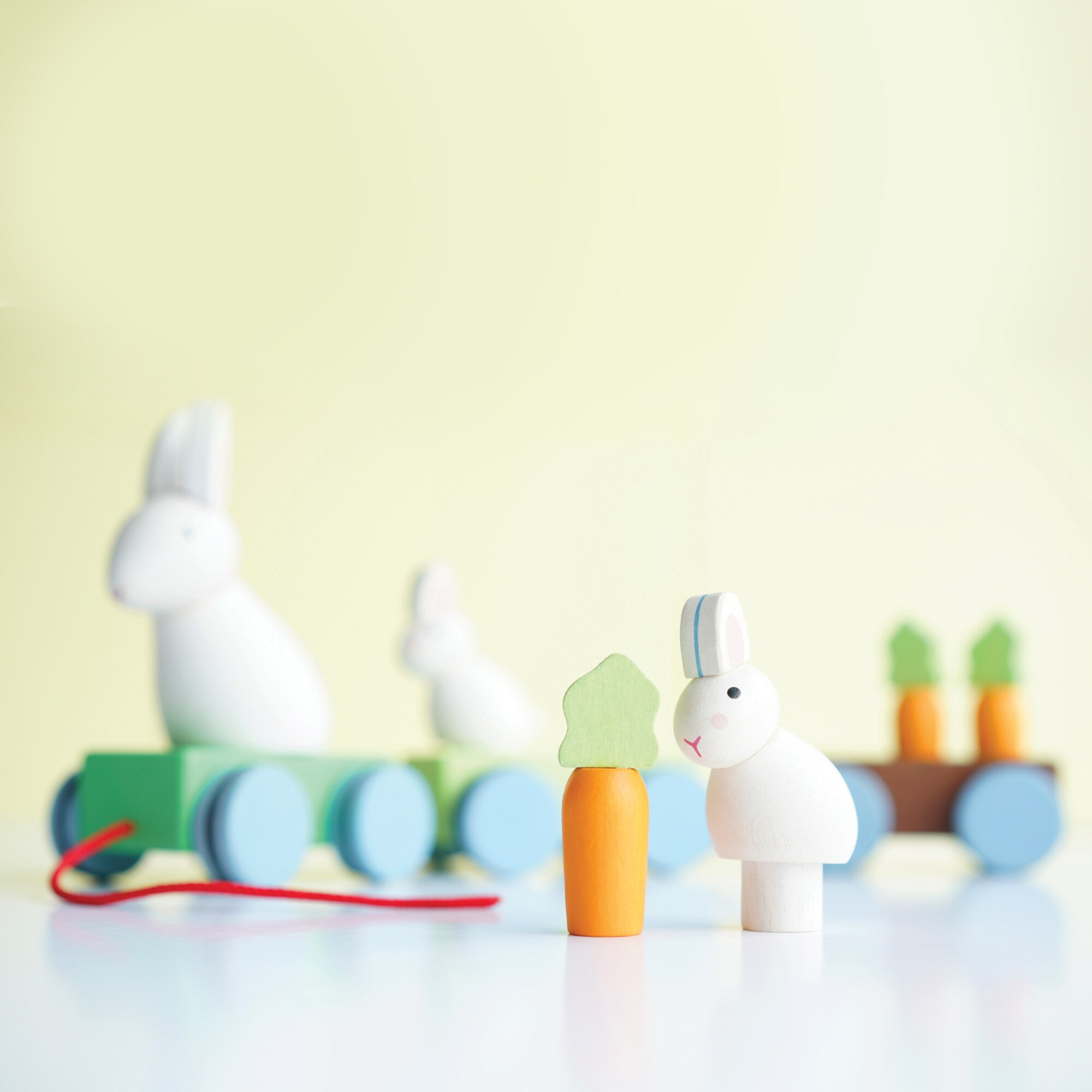 Jucarie de tras din lemn Le Toy Van - Trenul iepuras - eMAG.ro