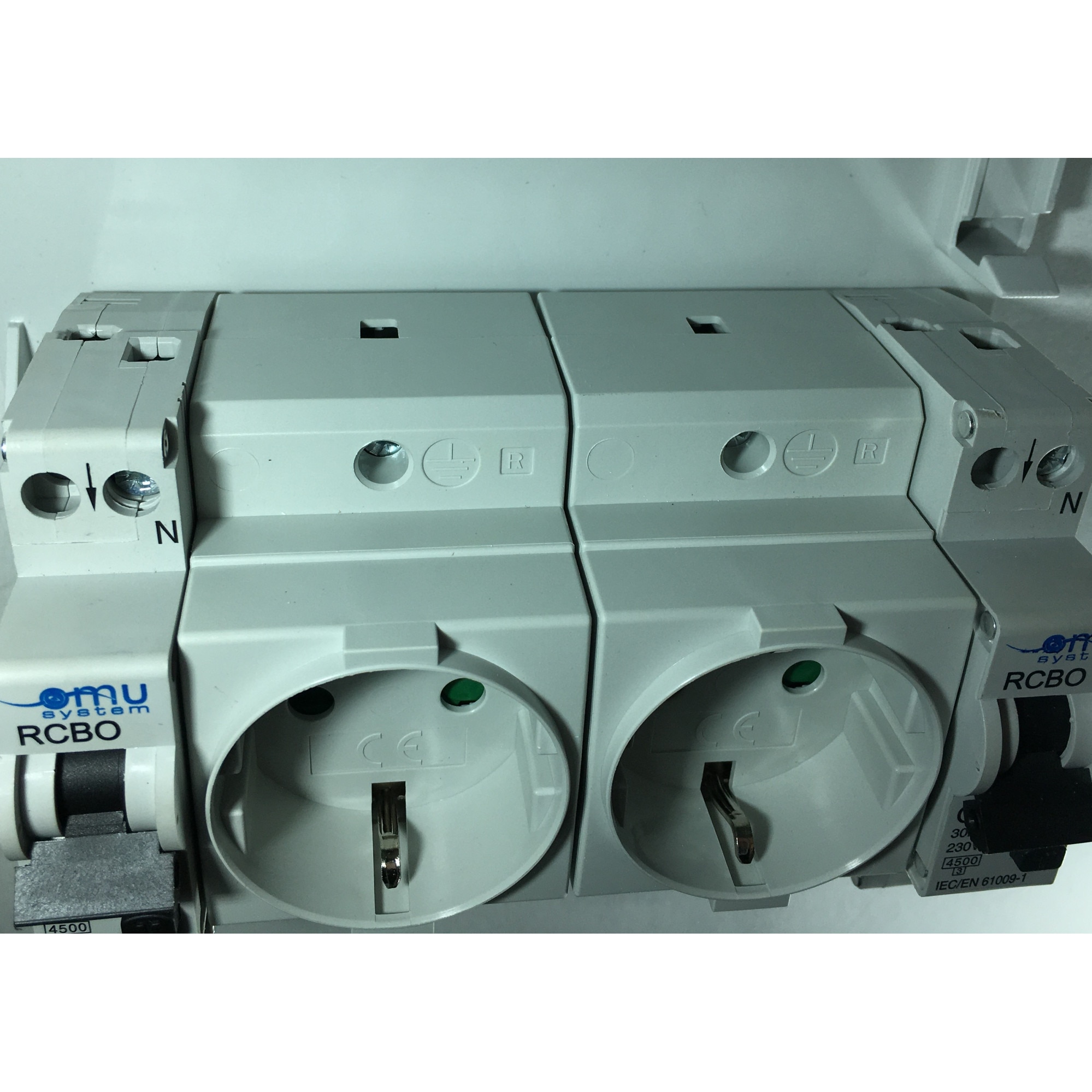 Prize aplicate schuko cu protectie copii si doua sigurante cu protectie ...