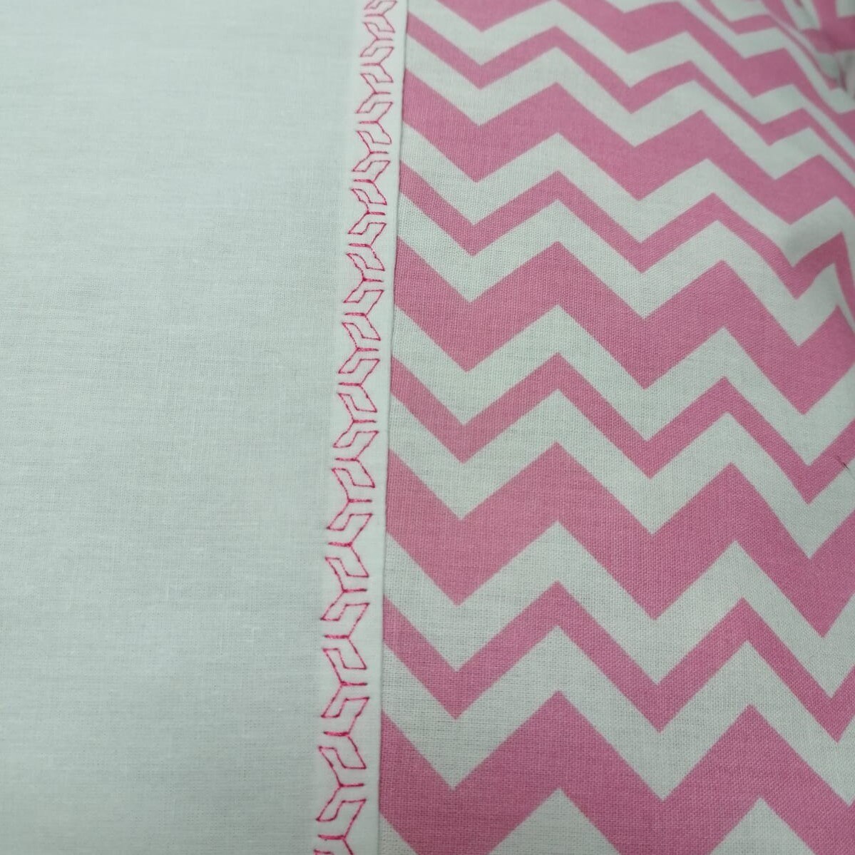 Cearsaf pat 260 x 240 cm, Casa Bucuriei, model Lucy, alb/roz, bumbac ...