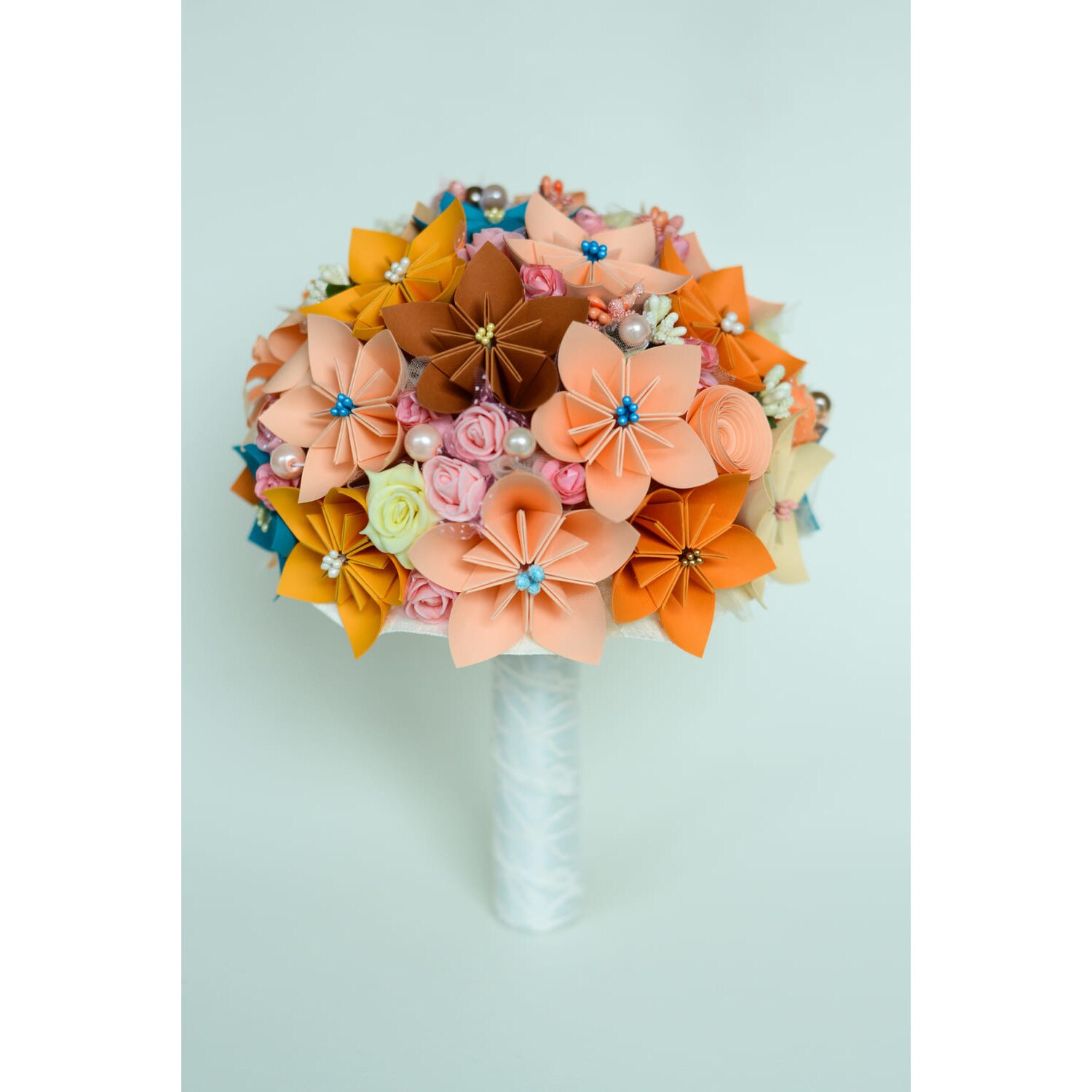 Buchet flori hartie origami pentru mireasa decorat cu accesorii ...