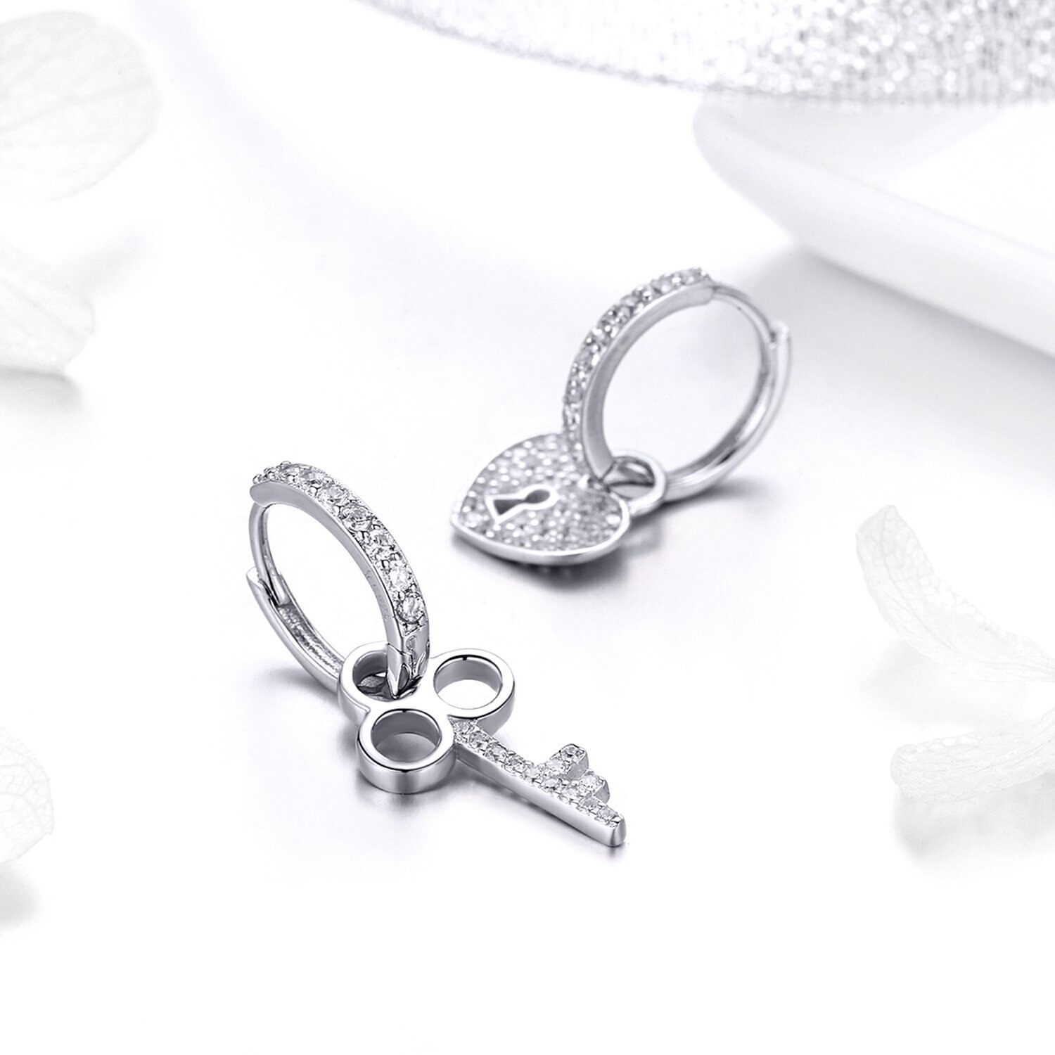 Cercei din argint Heart & Key Hoops - eMAG.ro