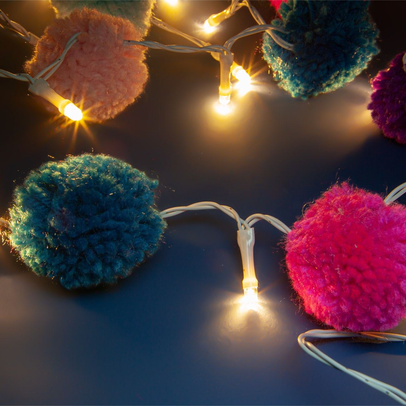 Karácsony fényfüzér, akkumulátoros töltéssel, 30 LED, Pom-Pom anyaggal ...