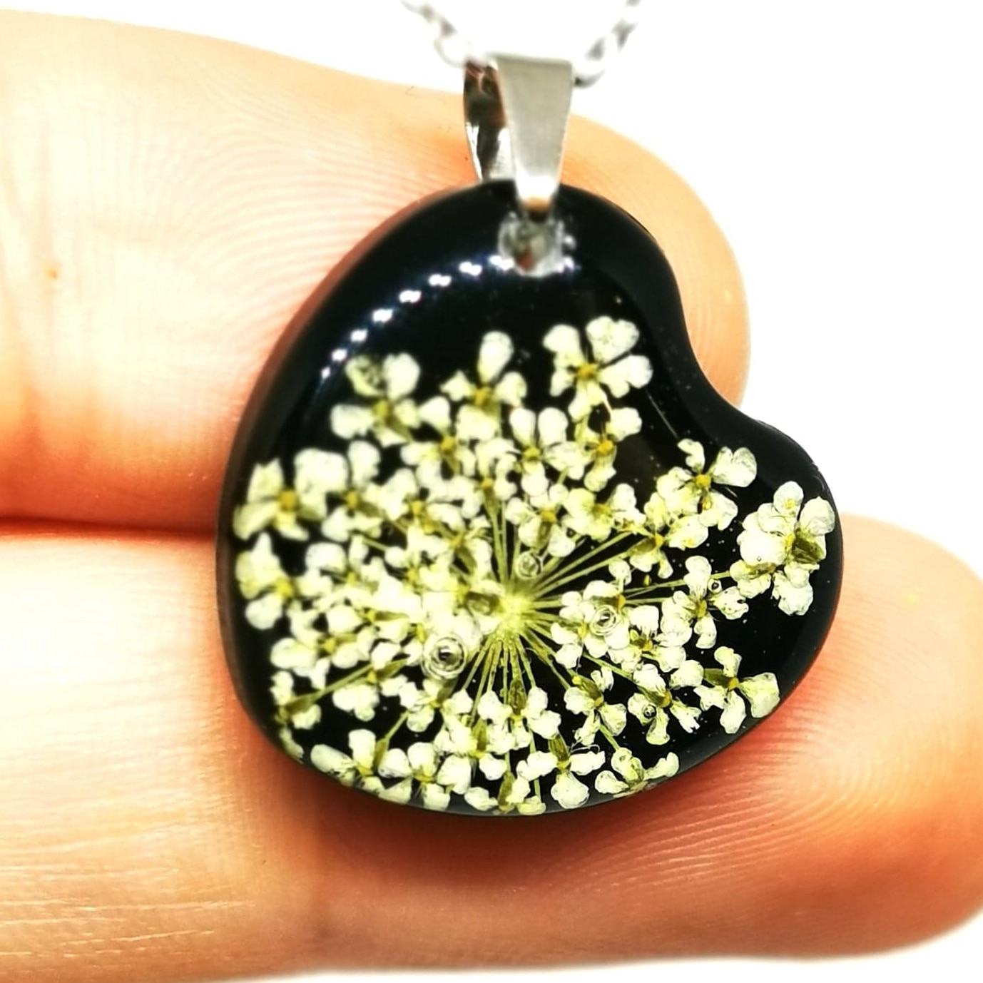 Colier din argint in forma de inima neagra, cu o floare naturala ...