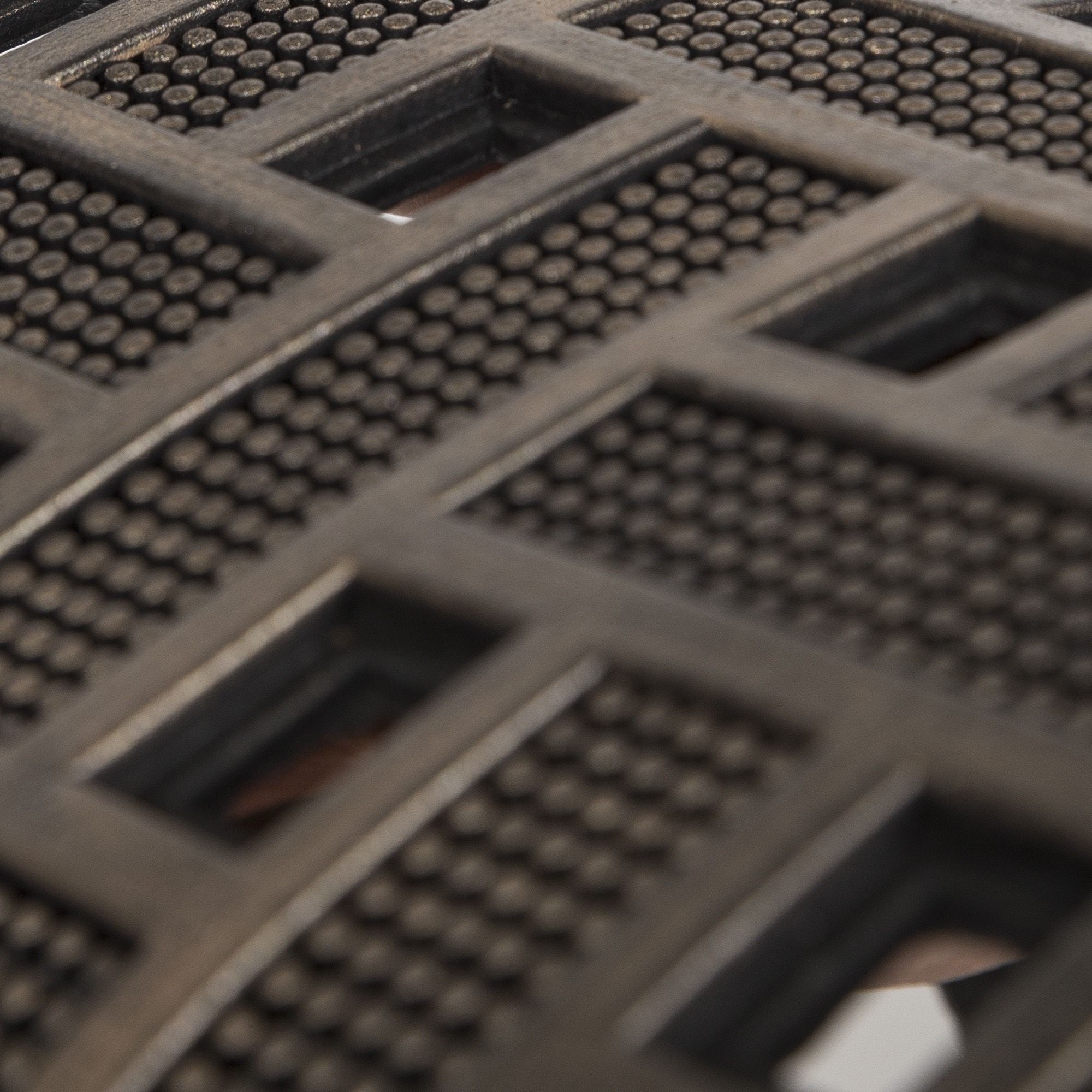 Covoras de intrare, tip pres din cauciuc colorat-bronz, cu gaurele ...