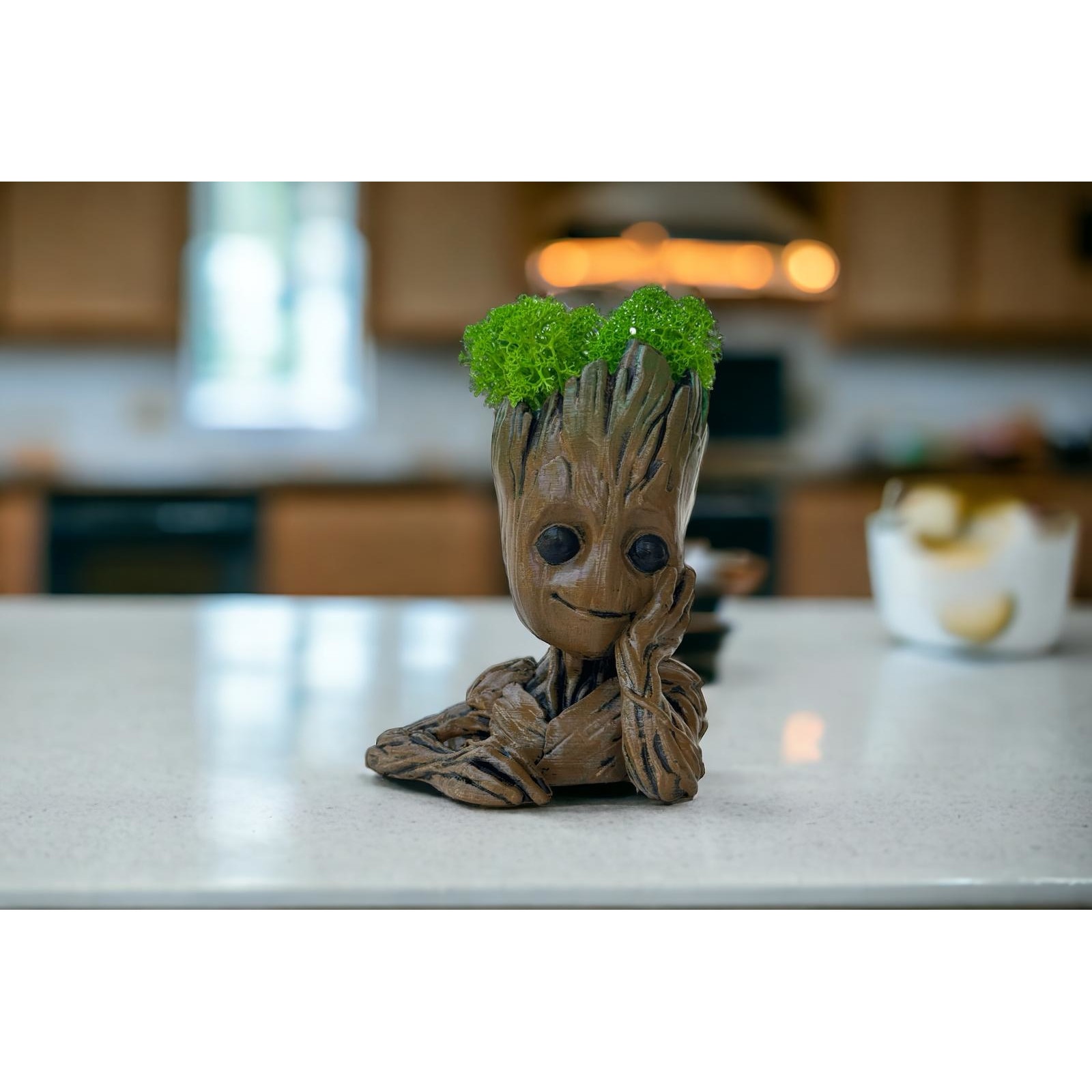 Figurina Baby Groot Meditating vopsita manual, multicolor, cu licheni ...