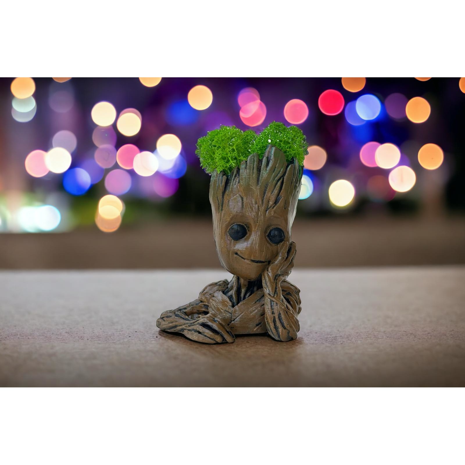 Figurina Baby Groot Meditating vopsita manual, multicolor, cu licheni ...