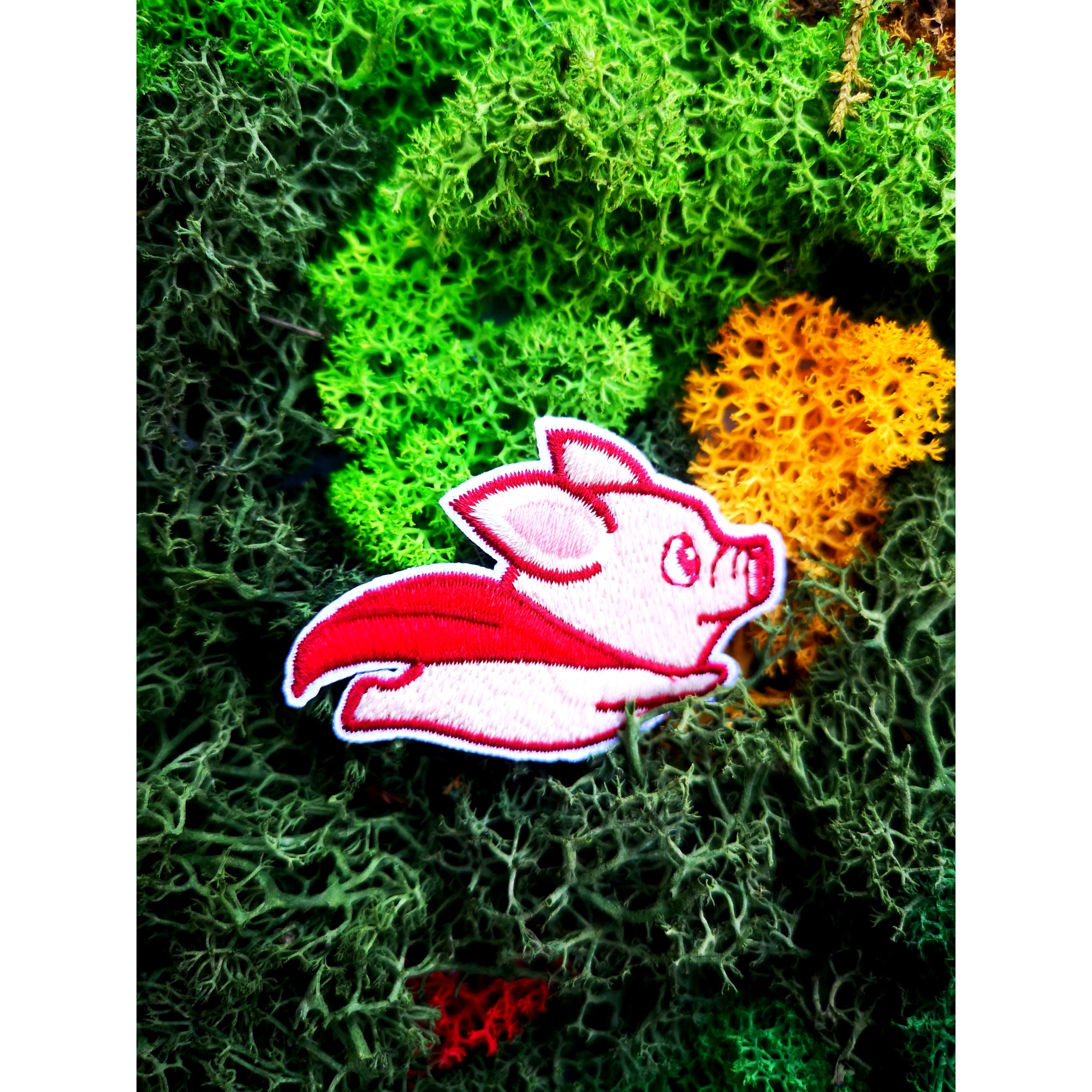 Petic textil / patch brodat porcusorul zburator / flying pig 6x4 cm ...