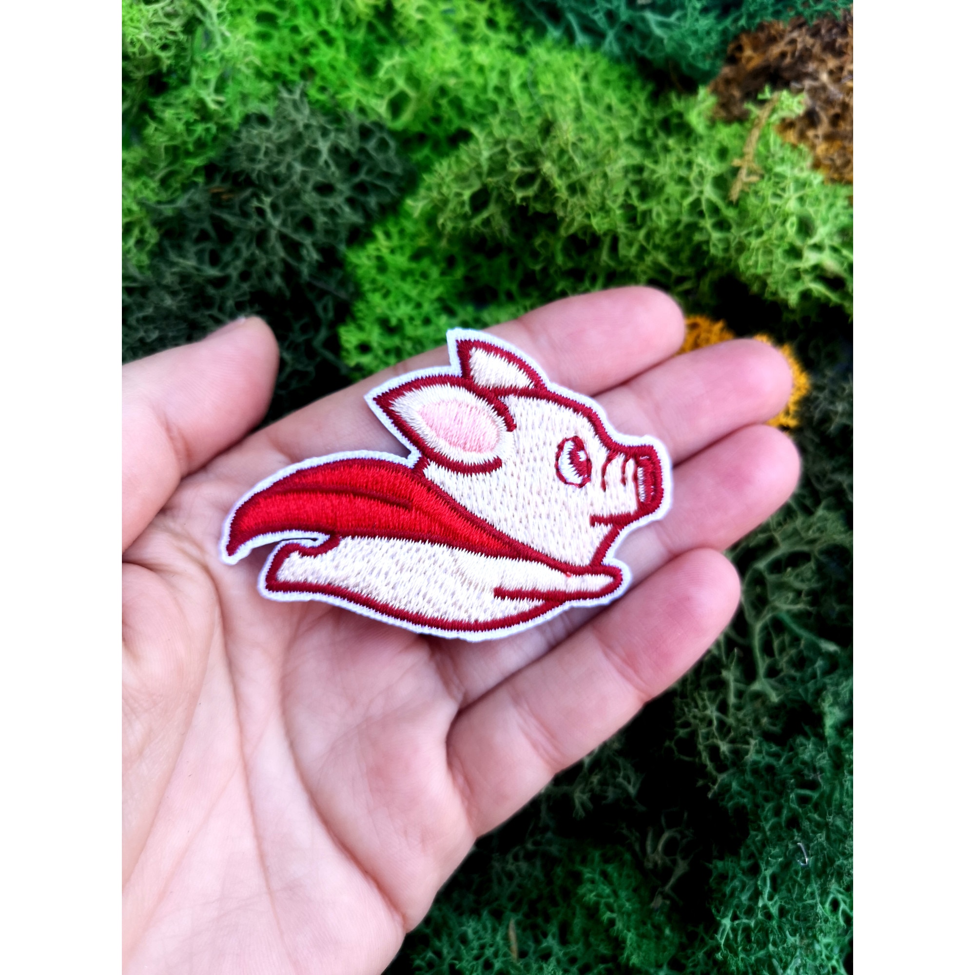 Текстилна лепенка / летящо прасе бродирана лепенка 6x4 см - eMAG.bg