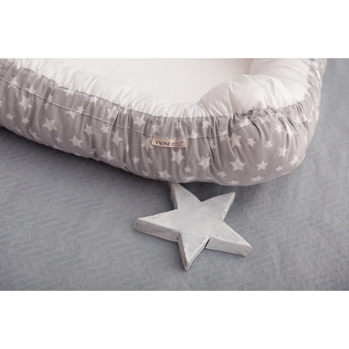 Cos pentru bebelusi cu stelute Baby Nest, Twindeco, gri/alb, 0-6 luni ...