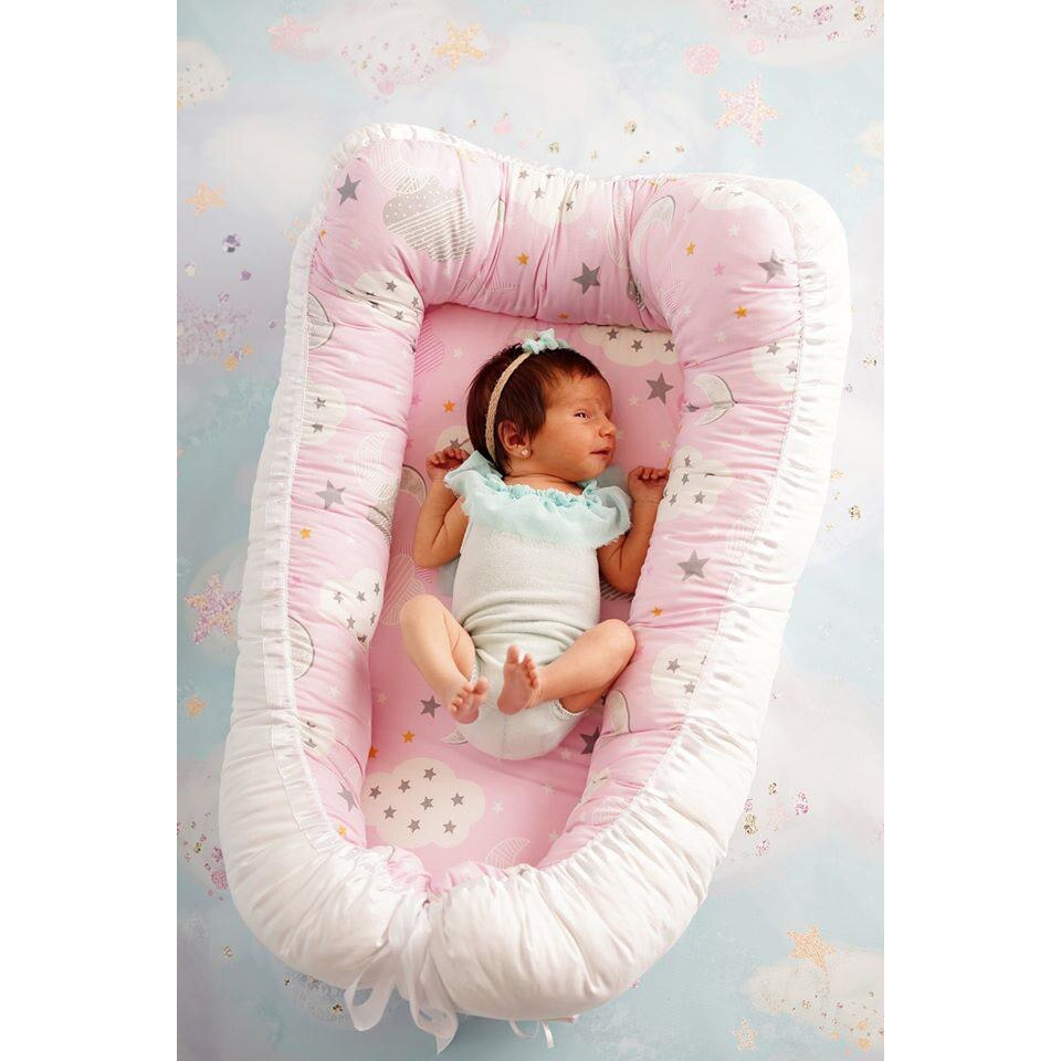 Cos pentru bebelusi cu nori Baby Nest, Twindeco, alb/roz, 0-6 luni ...