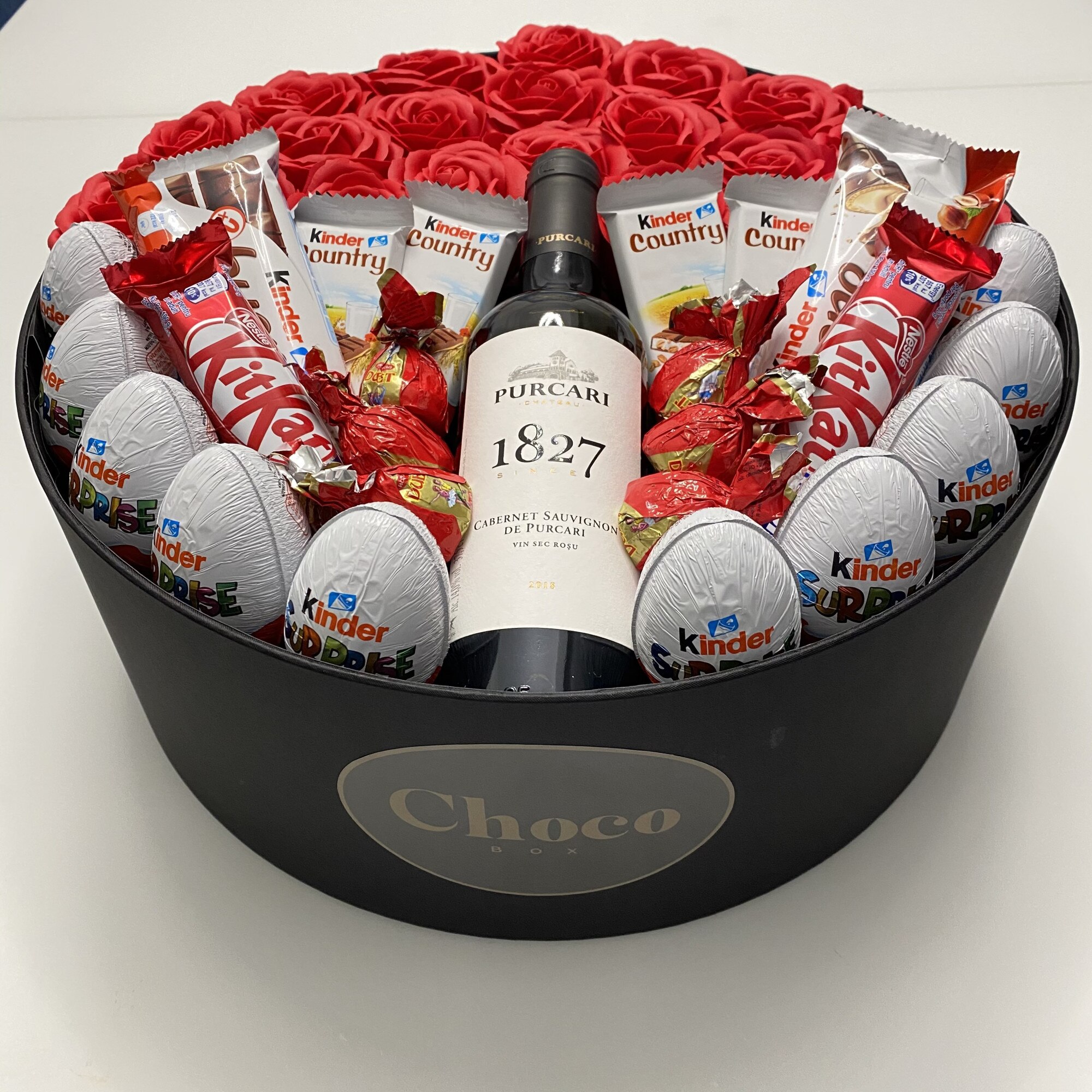 Подаръчна кутия ChocoBox Special, Включва вино Purcari, шоколади и рози ...