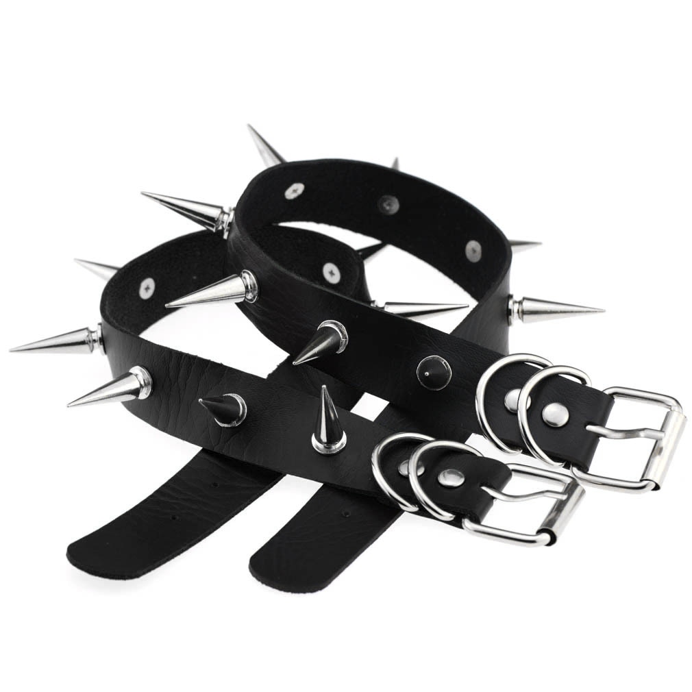 Choker gothic punk style de piele cu camproane si doua inele culoare ...