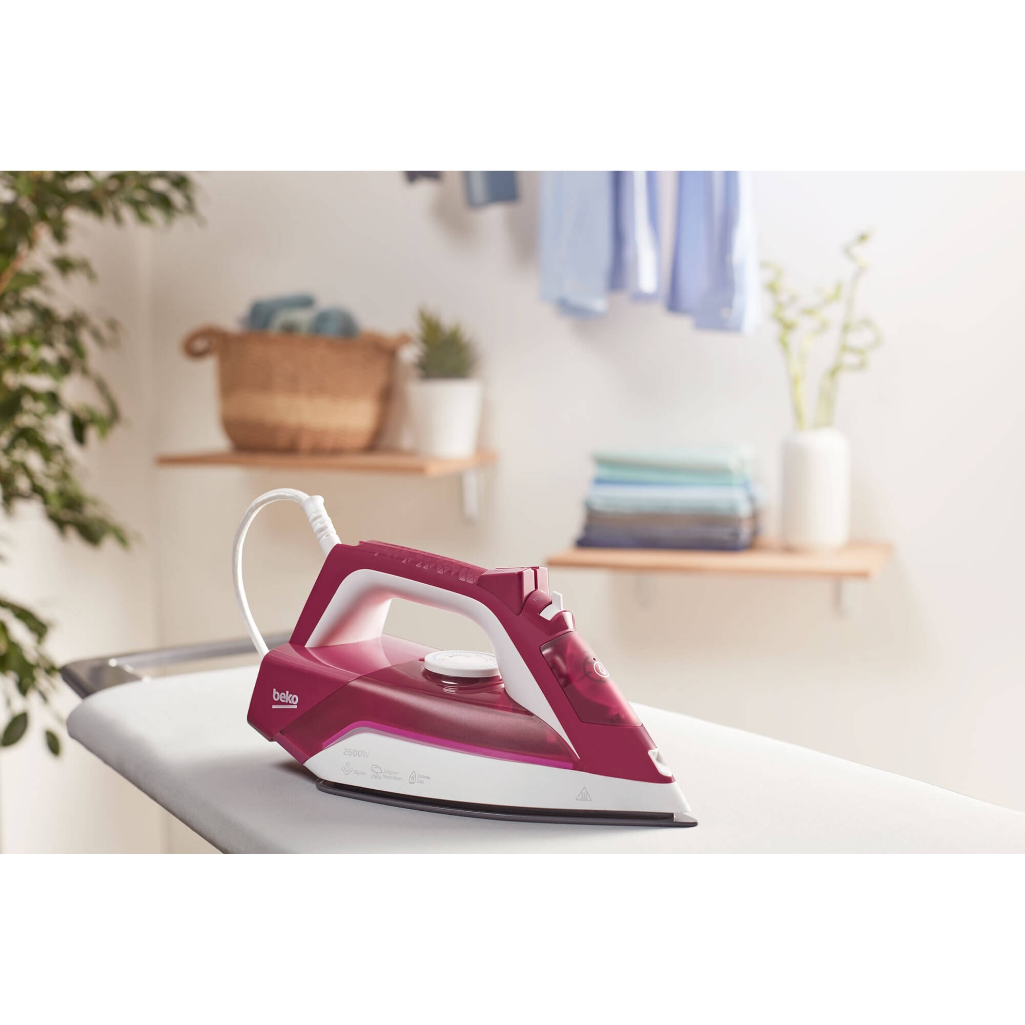 Ютия BEKO SIM3126R, 2600W, 120g/min, 240 ml, Черно-Бяла - eMAG.bg