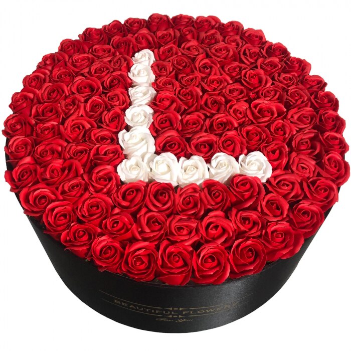 Aranjament floral personalizat cu litera L in cutie rotunda neagra cu 125 trandafiri de sapun ...