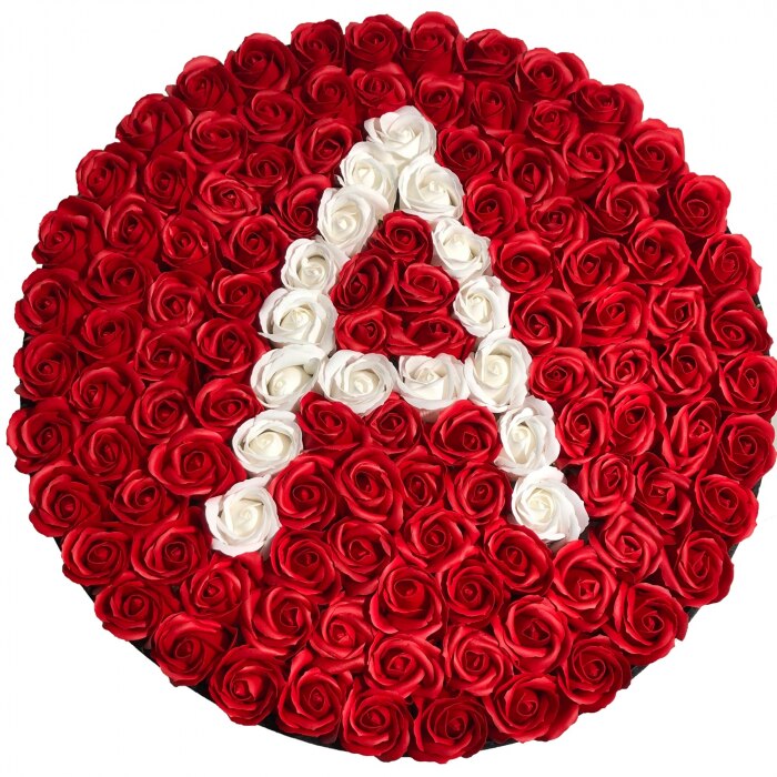 Aranjament floral personalizat cu litera A in cutie rotunda neagra cu 101 trandafiri de sapun ...
