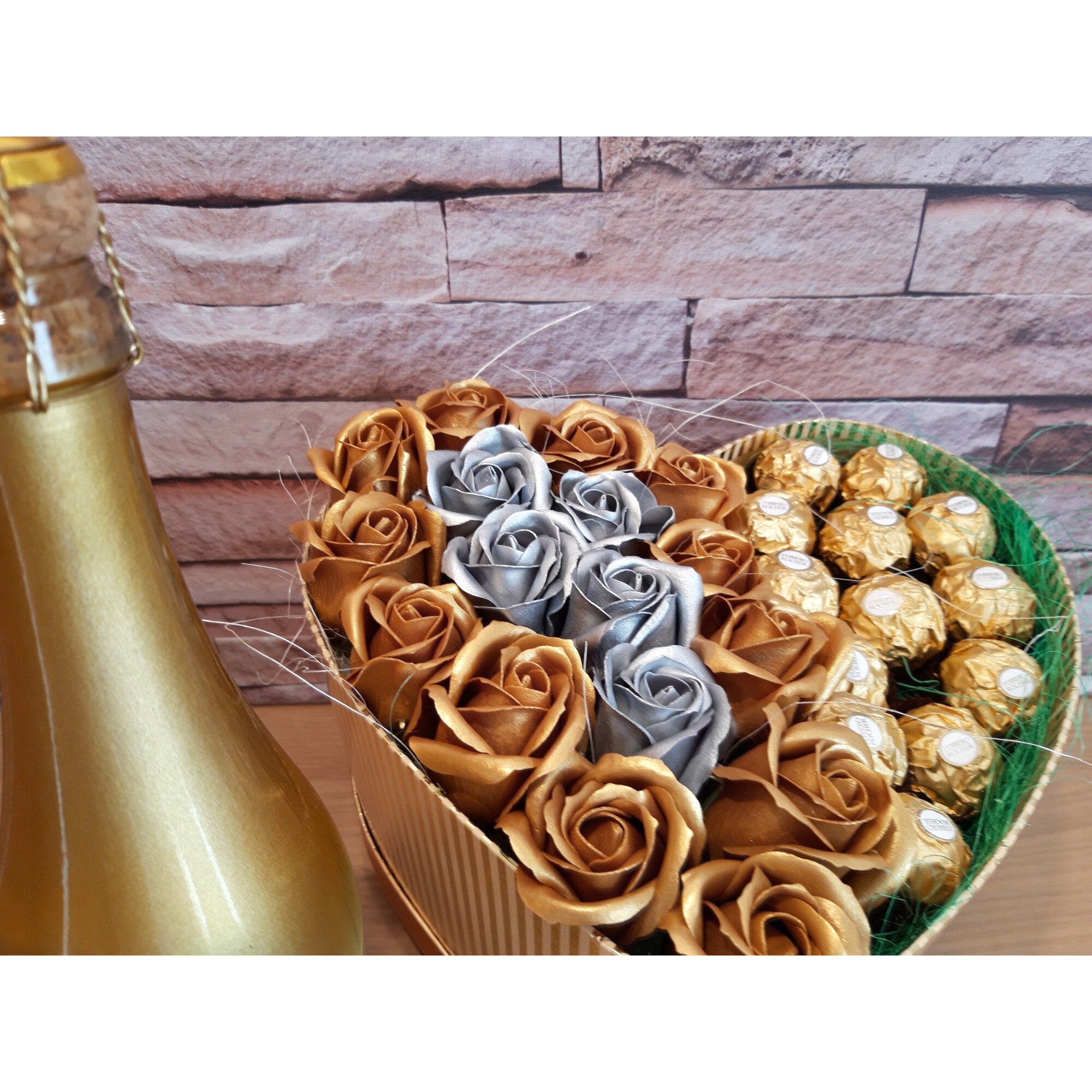 Pachet cadou pentru ea auriu, include spumant cu aur Blue Nun Gold 24k ...