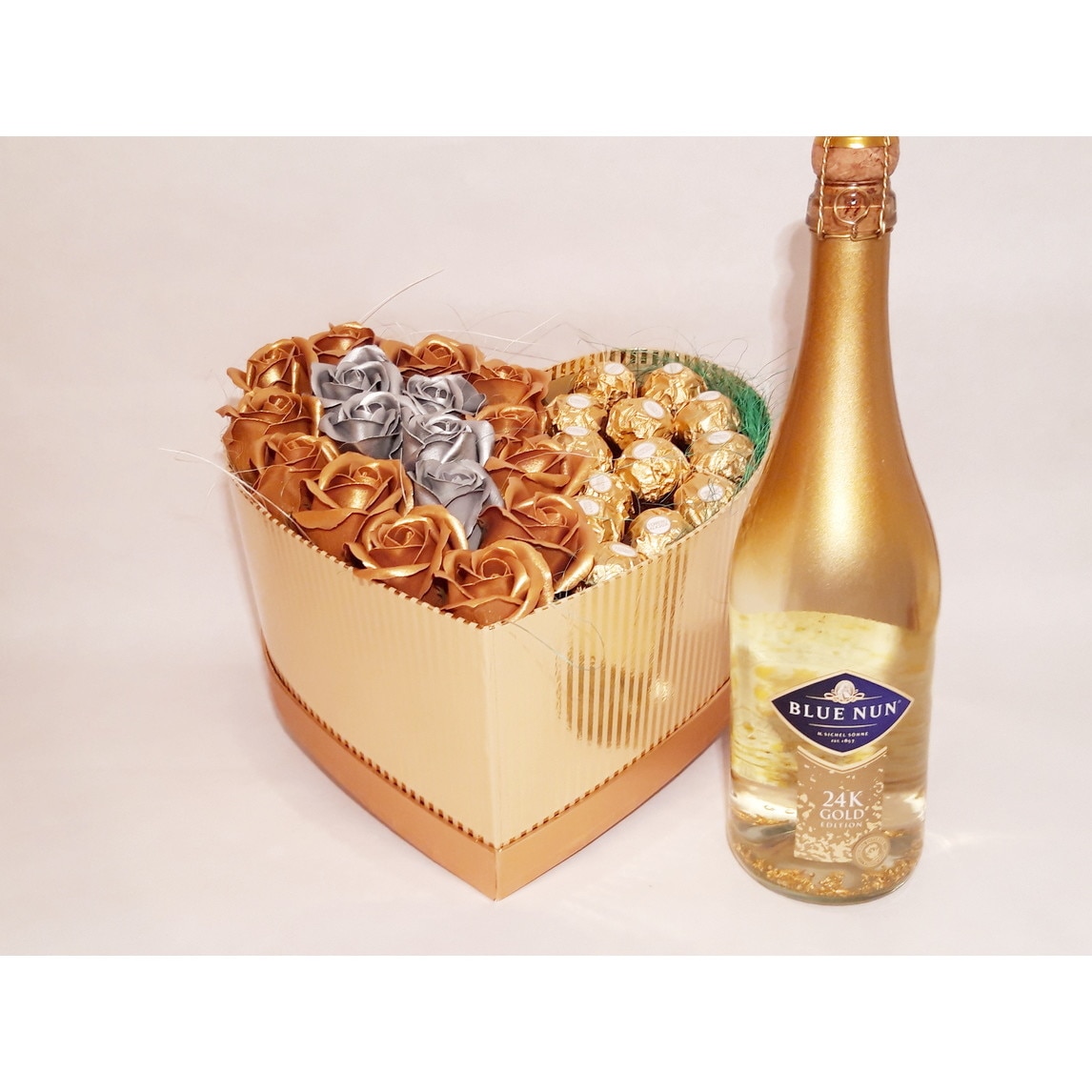 Pachet cadou pentru ea auriu, include spumant cu aur Blue Nun Gold 24k ...
