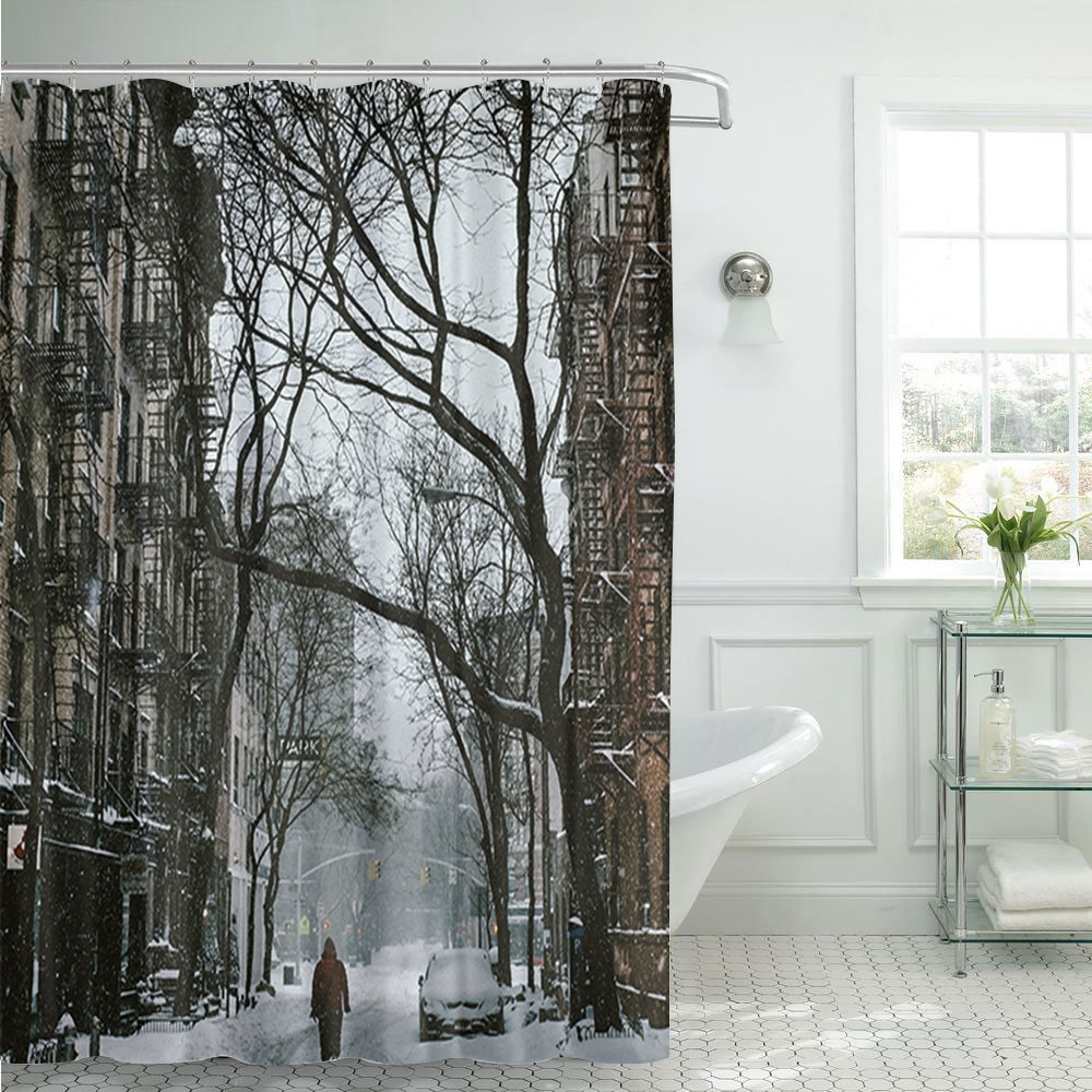 Perdea Dus Cada pentru Baie Art Factory, Om care se plimba prin zapada ...