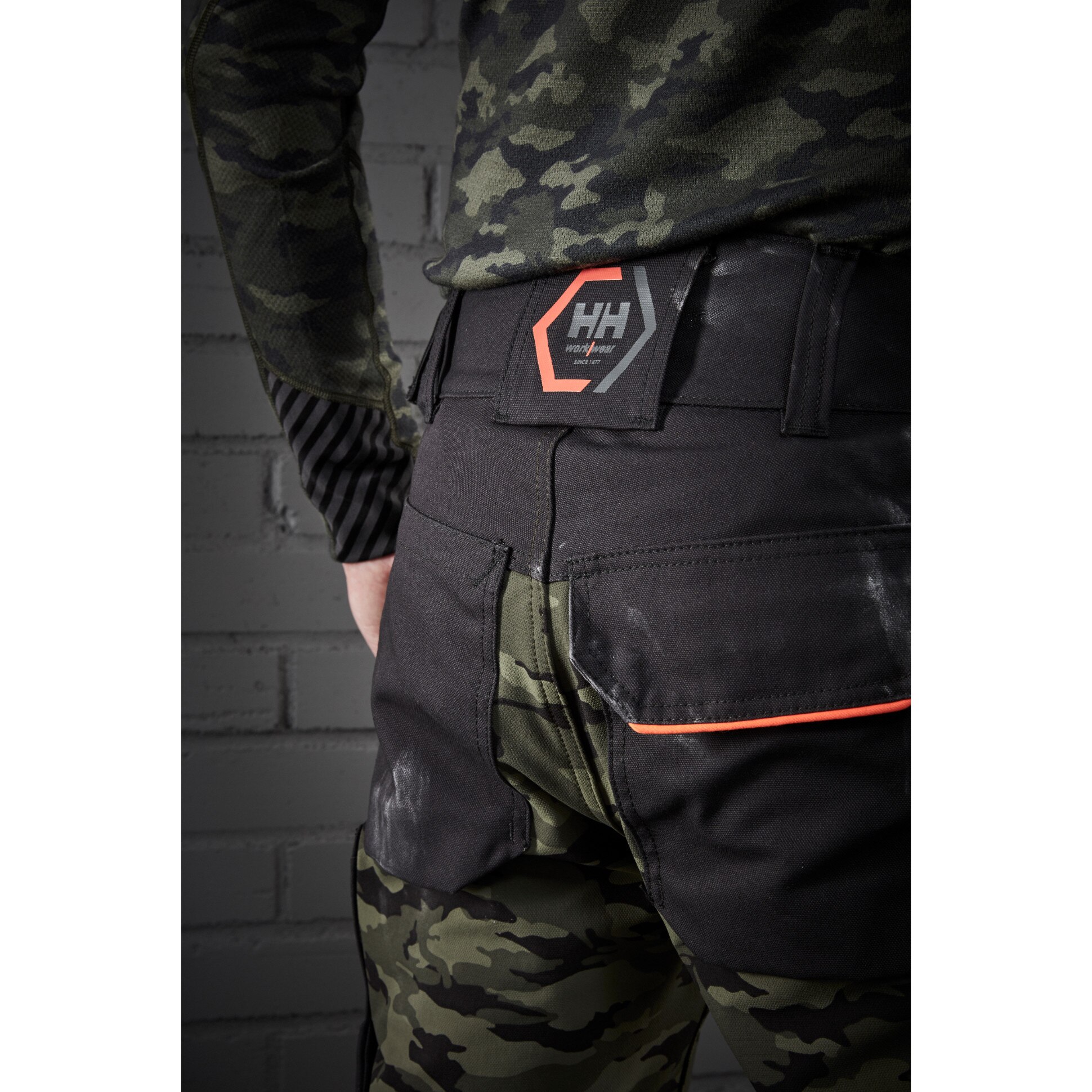 Pantaloni de lucru Helly Hansen Chelsea Evolution Construction, camo ...