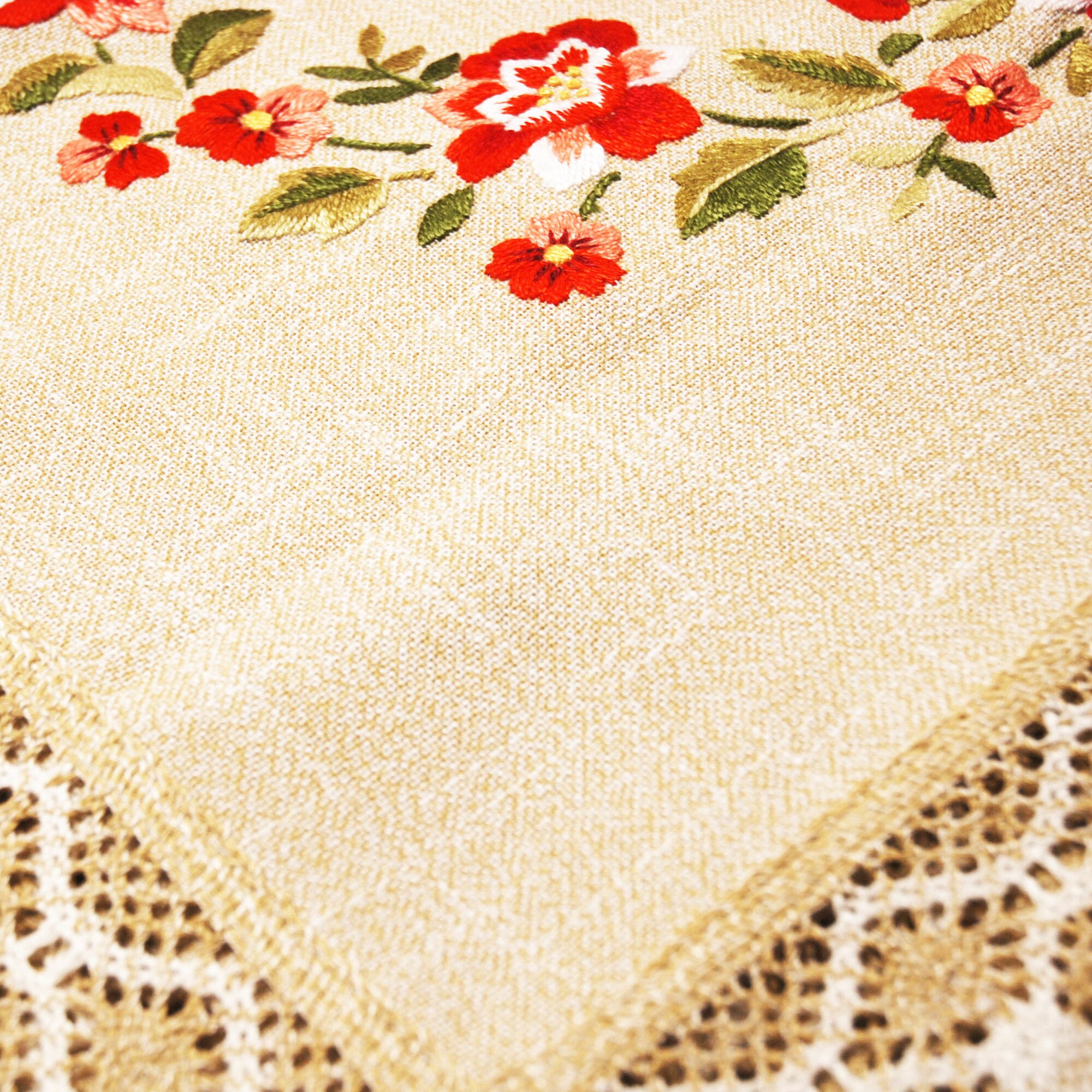 Fata de masa, 100 x 100, cu broderie rosie si dantela crosetata - eMAG.ro