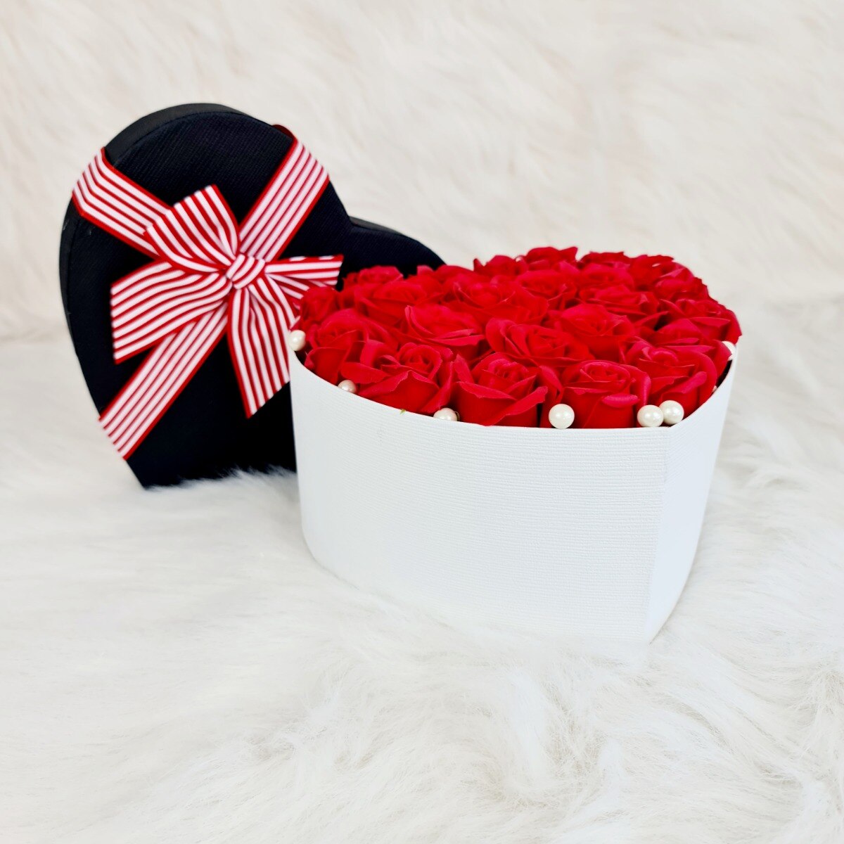 Aranjament inima alba cu trandafiri by Hayati,27 fire - eMAG.ro