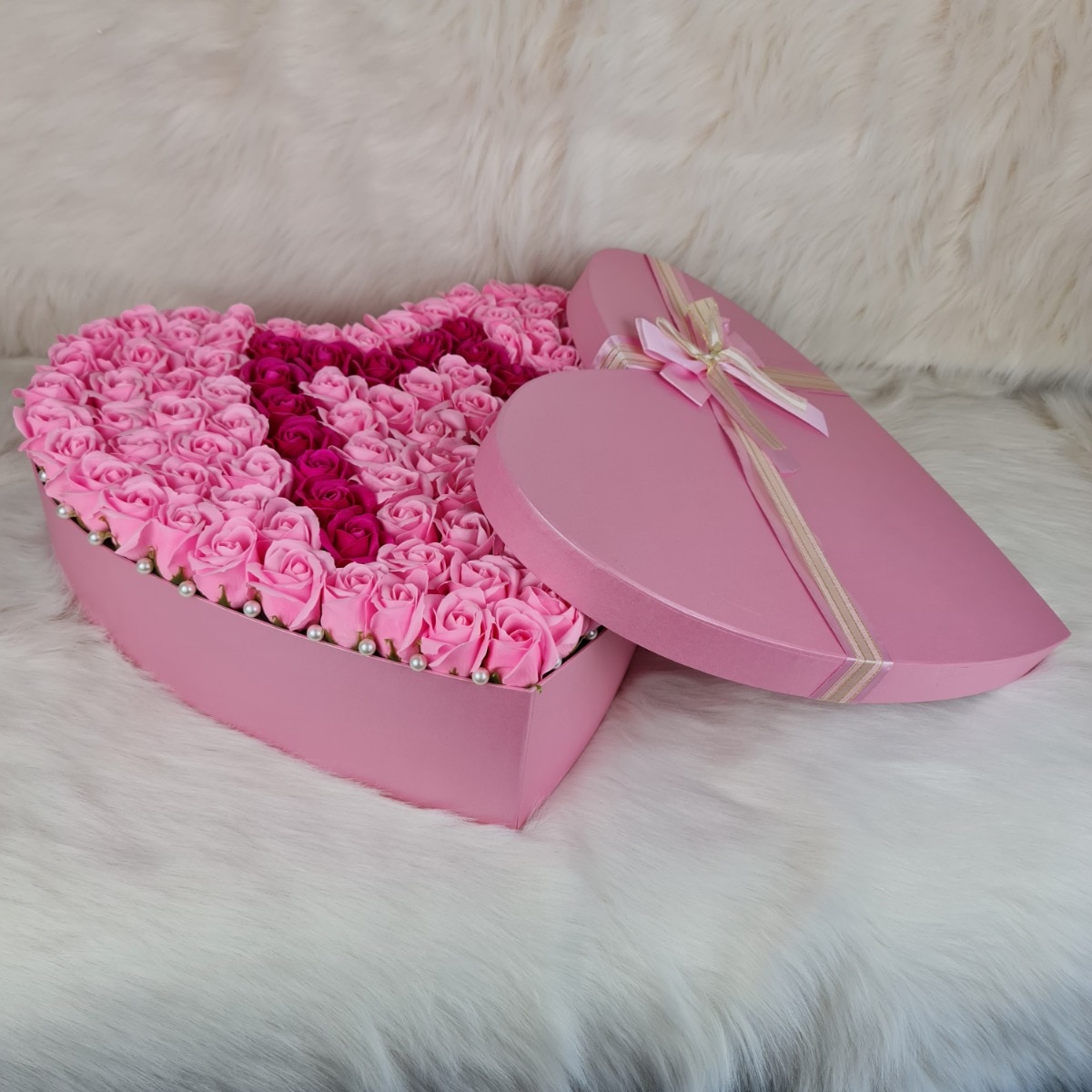 Aranjament floral in cutie inima roz by Hayati,73 fire - eMAG.ro