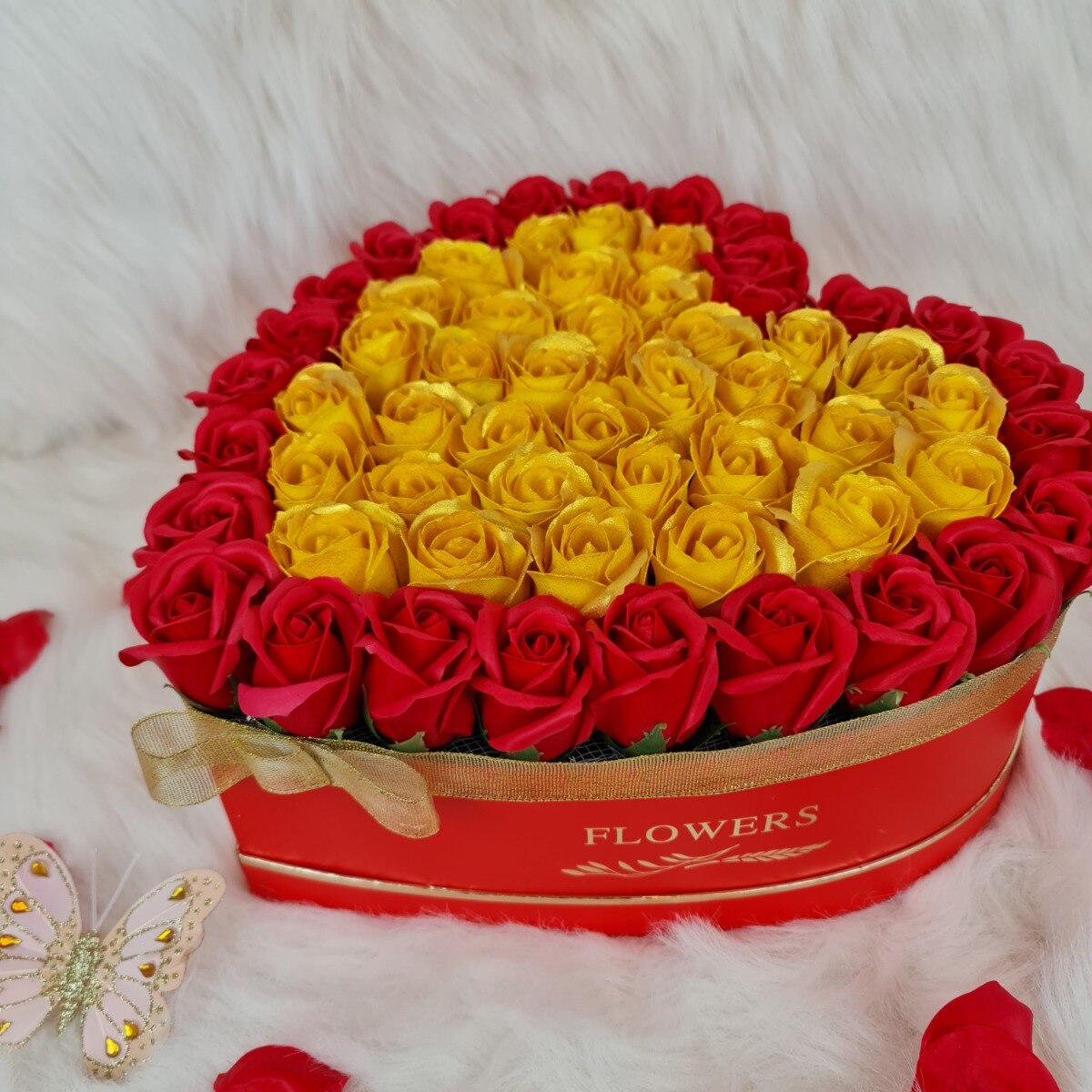 Aranjament floral inima cu trandafiri aurii 31 fire - eMAG.ro