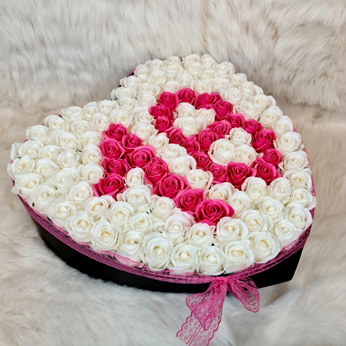 Aranjament floral inima cu cifre personalizate by Hayati,45 fire - eMAG.ro