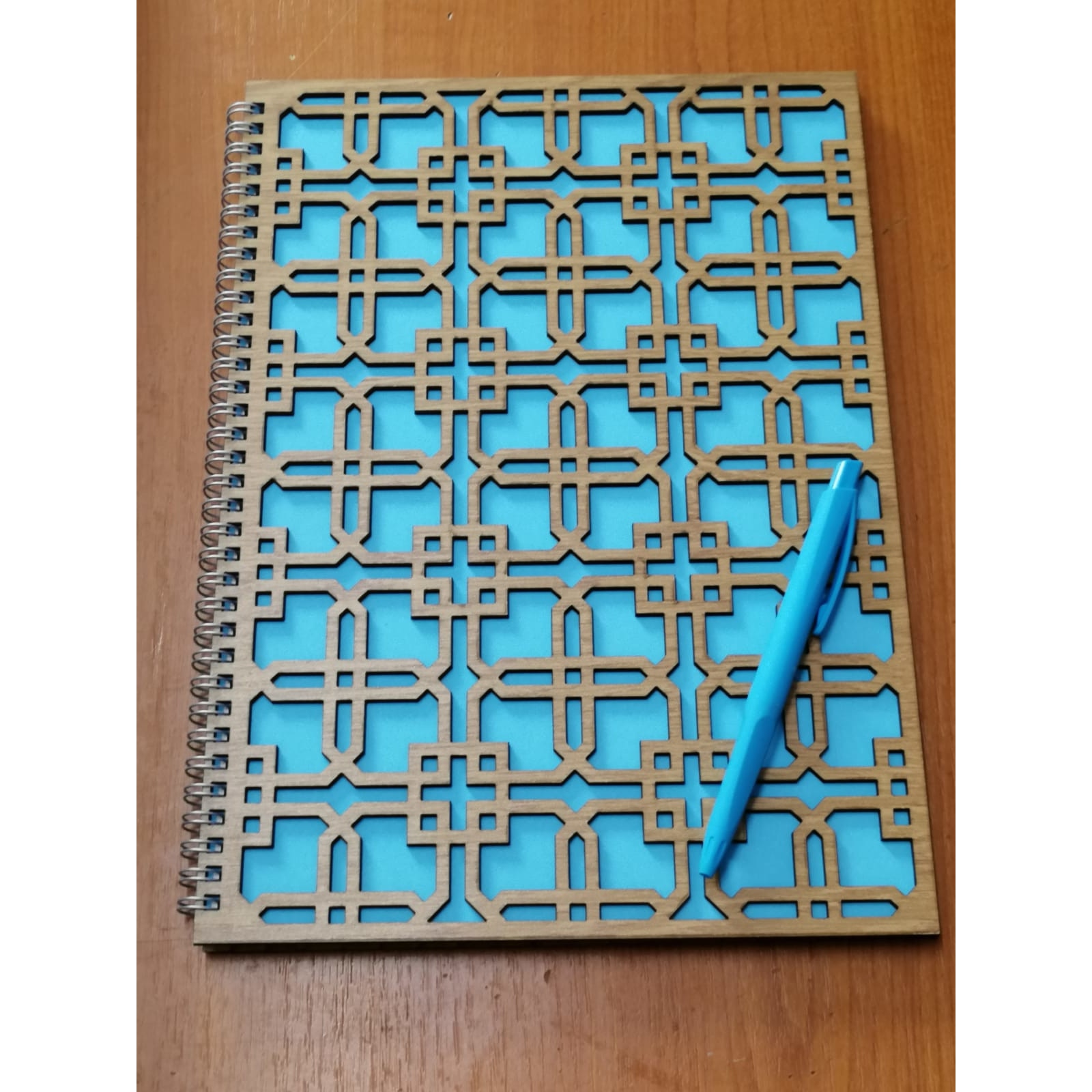 Agenda cu coperti din lemn traforat, Artizanii lemnului, model ...