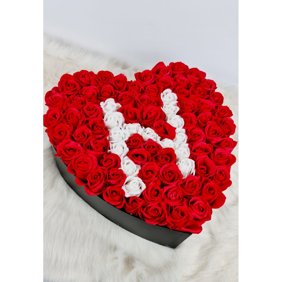 Aranjament floral inima cu initiala by Hayati,45 fire - eMAG.ro