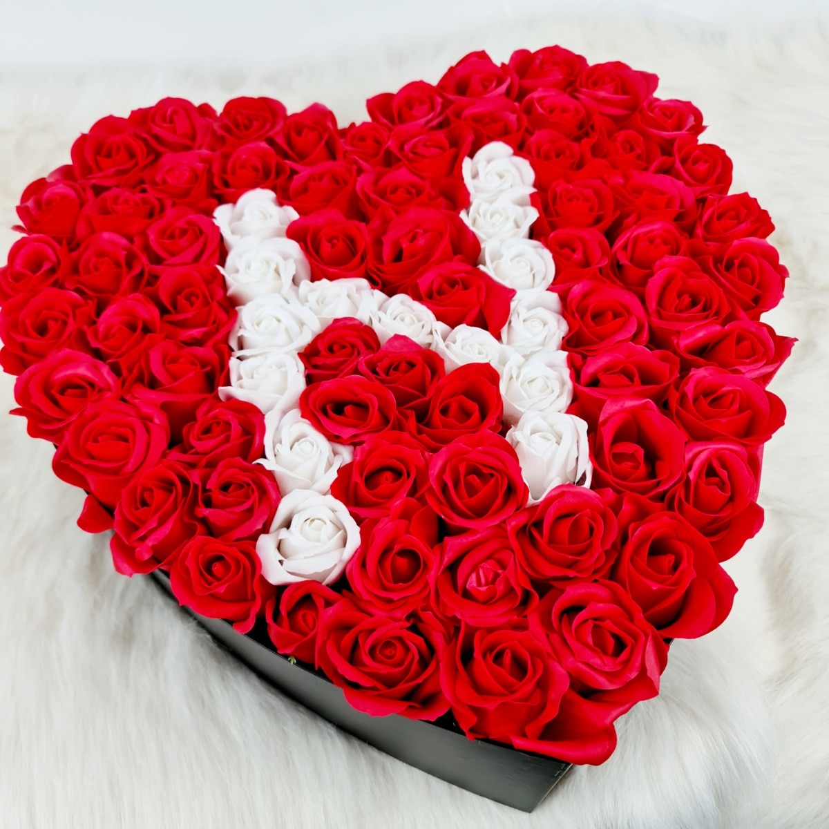 Aranjament floral inima cu initiala by Hayati,45 fire - eMAG.ro