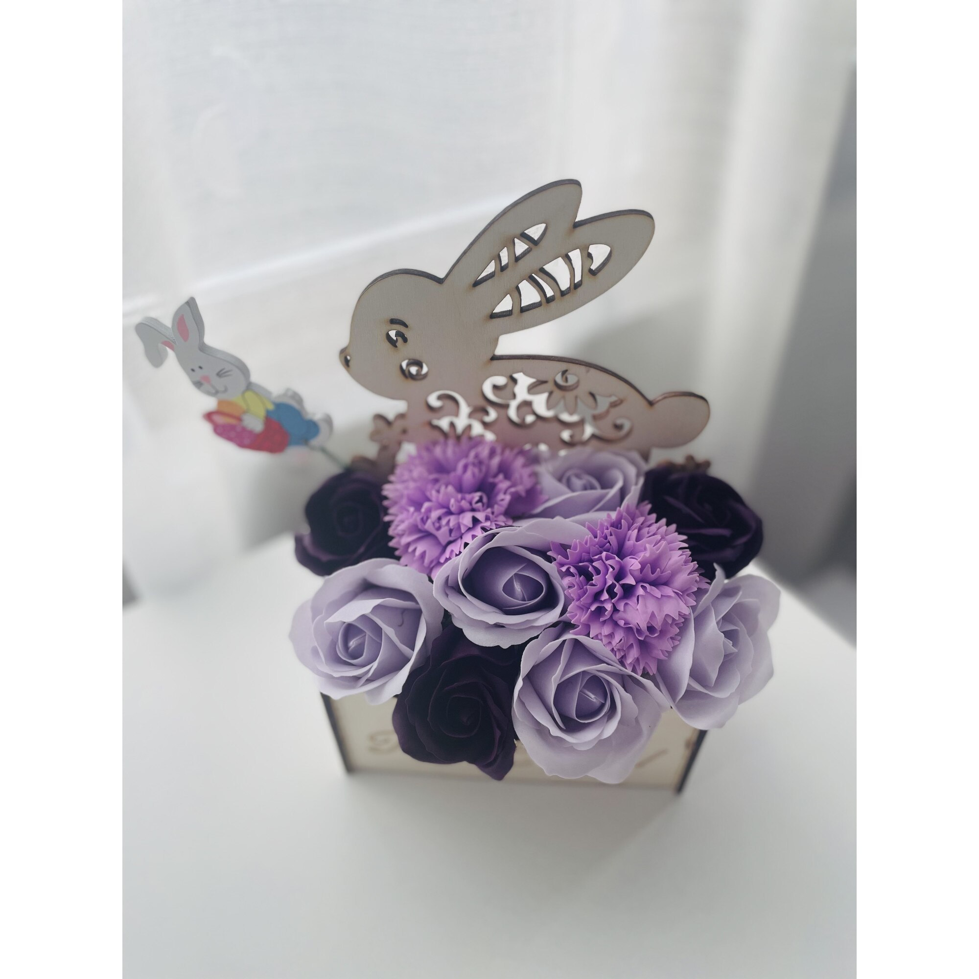 Cutie mica din lemn personalizata "Paste fericit" cu 8 trandafiri si 2 ...