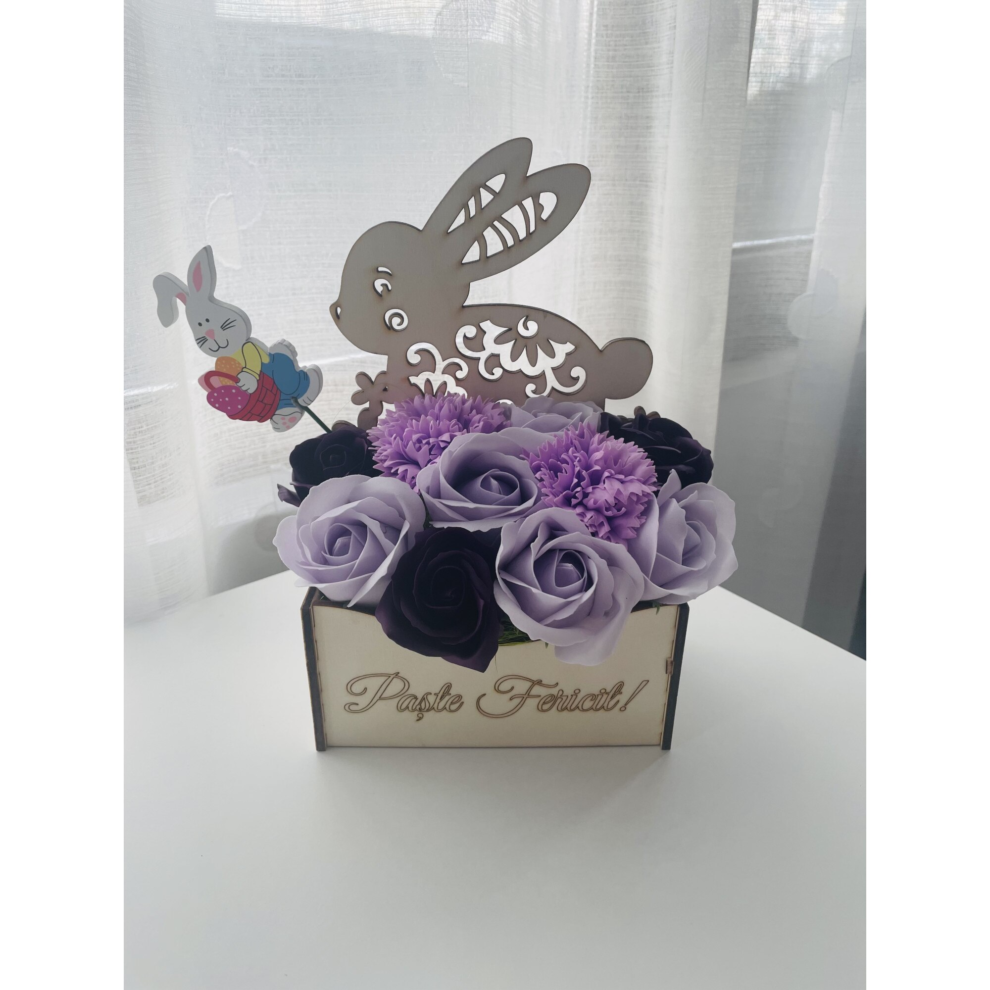 Cutie mica din lemn personalizata "Paste fericit" cu 8 trandafiri si 2 ...