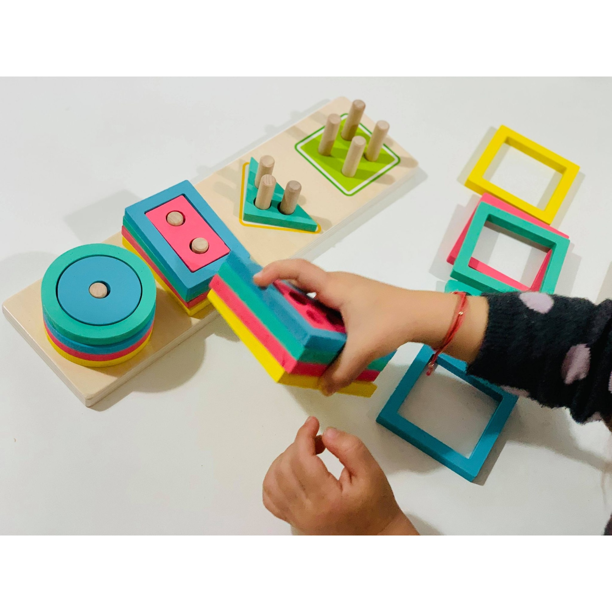 Joc educativ cu 32 forme geometrice mari si mici din lemn - eMAG.ro