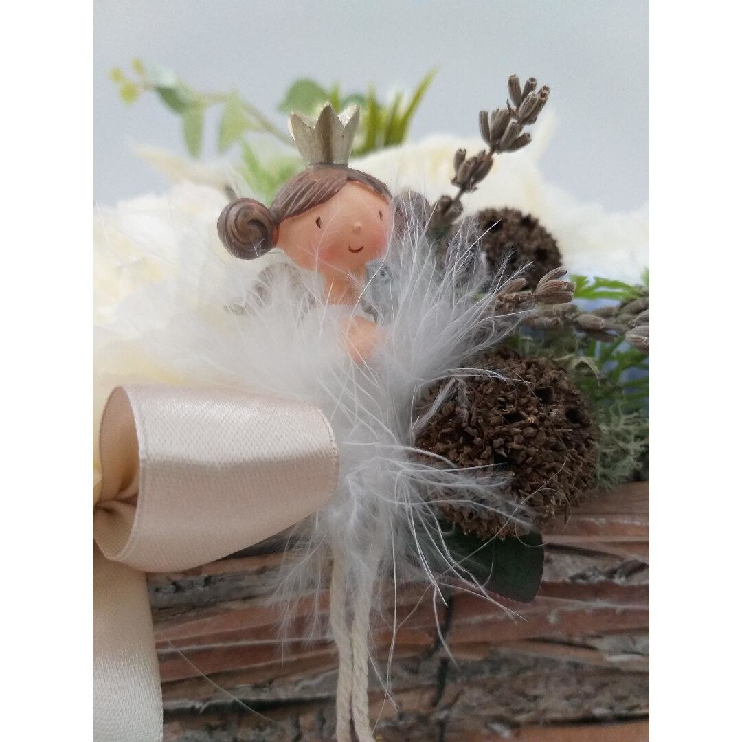 Aranjament floral sidefiu, in cos lemn antichizat, cu zana - eMAG.ro