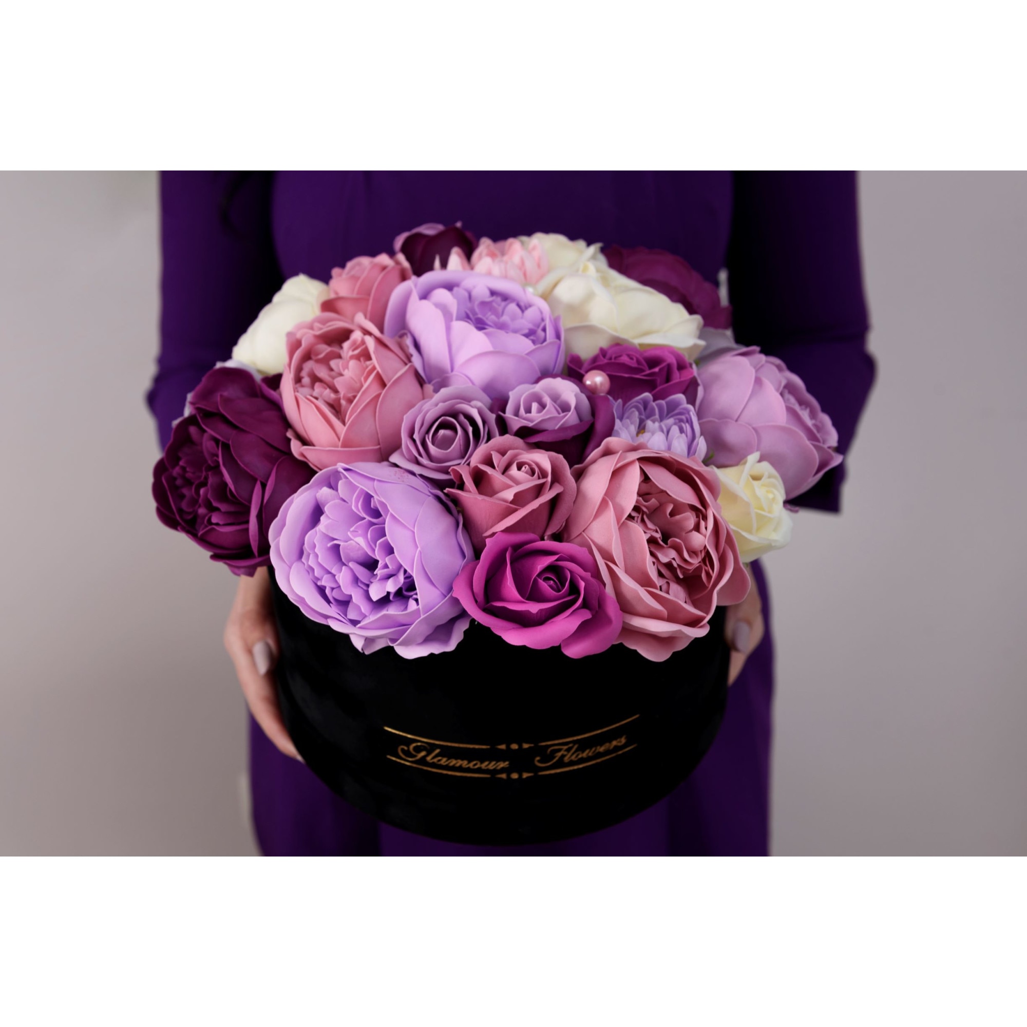 Aranjament cutie catifea neagra din flori de sapun si licheni ...