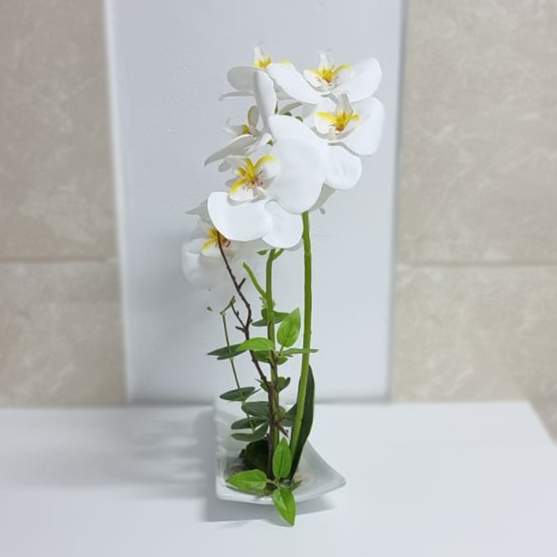 Orhidee artificiala cu aspect natural in ghiveci ceramic tip barcuta ...