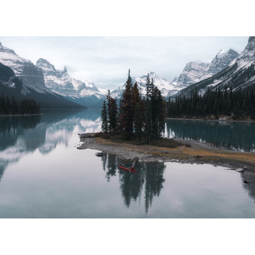 Fototapet hartie, Calator in canoe din lacul Jasper, 220x360 cm - eMAG.ro