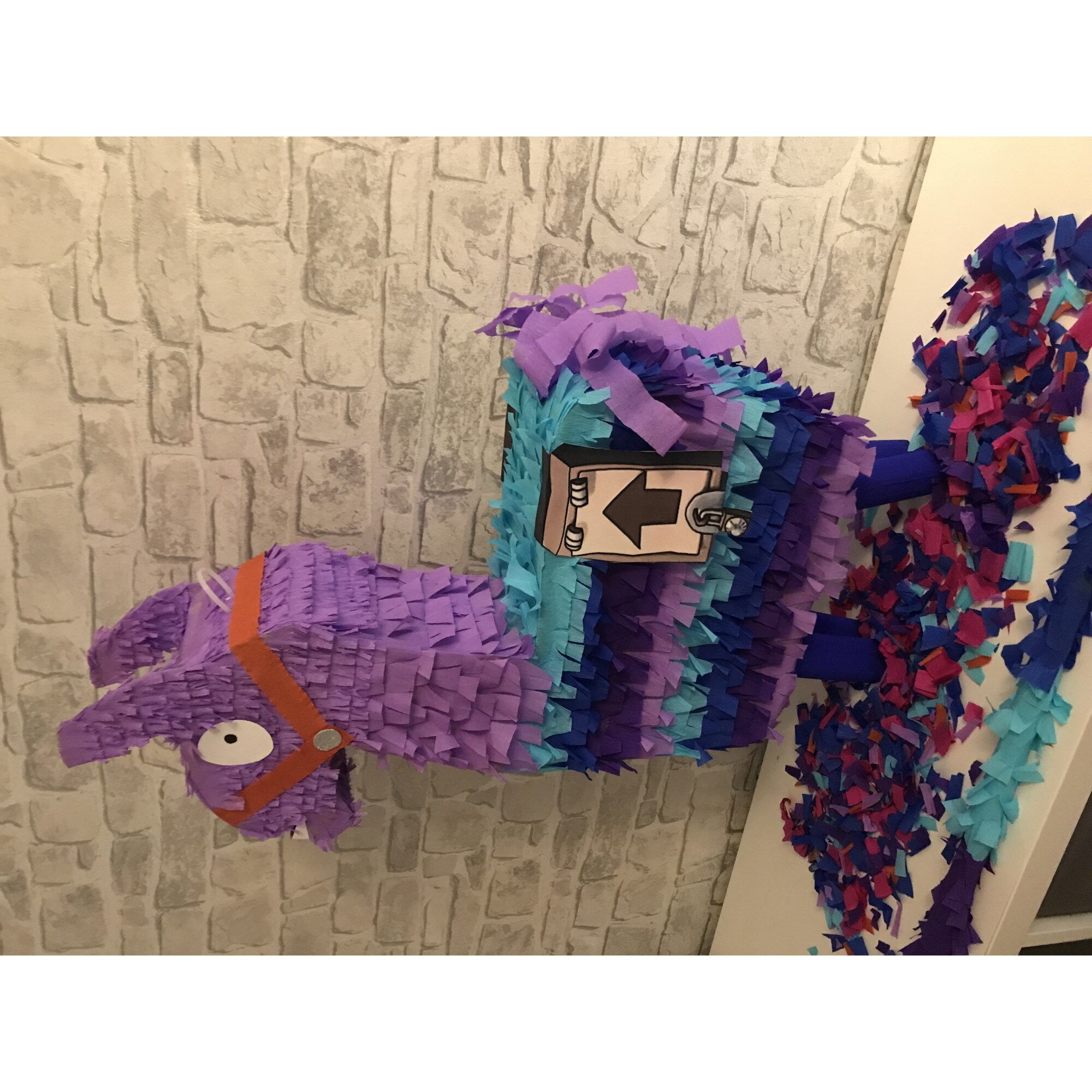 Pinata lama fortnite 60 cm, cu bata si confetti incluse - eMAG.ro