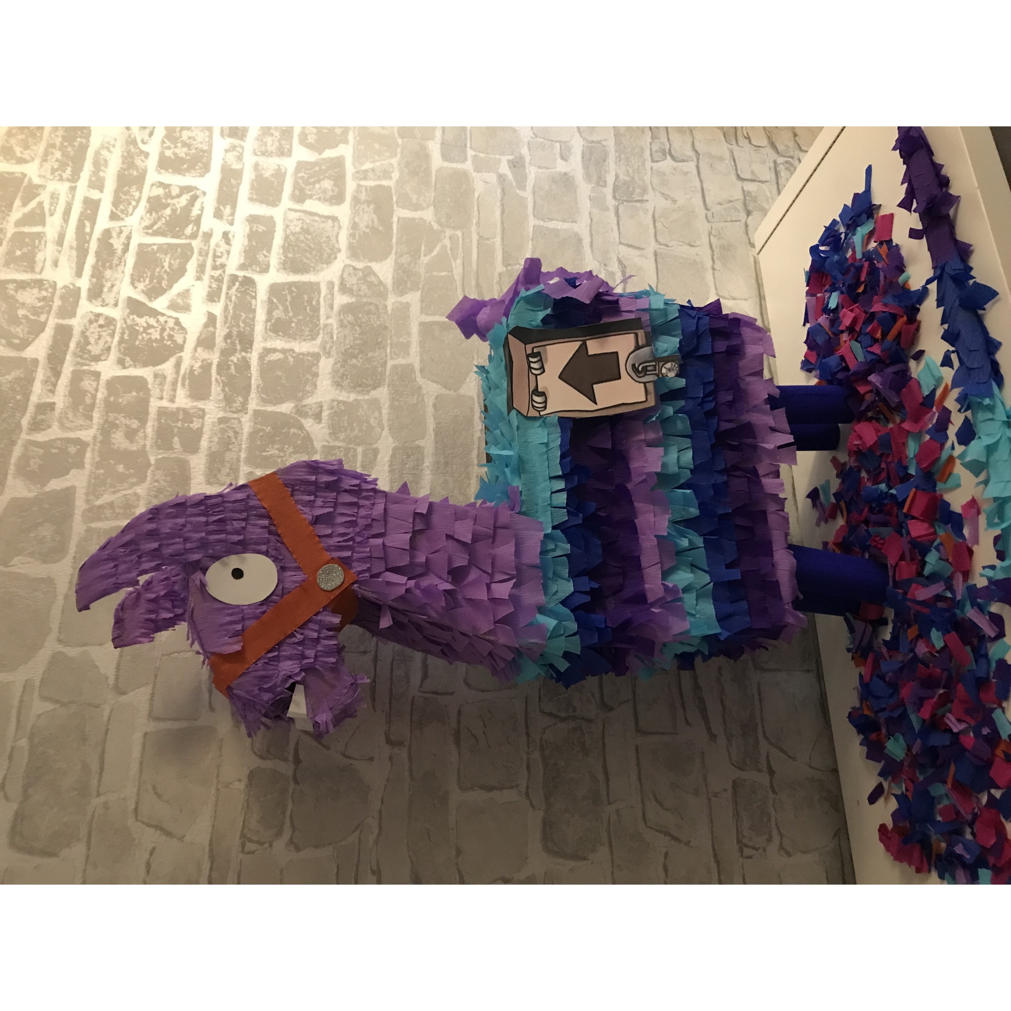 Pinata lama fortnite 60 cm, cu bata si confetti incluse - eMAG.ro