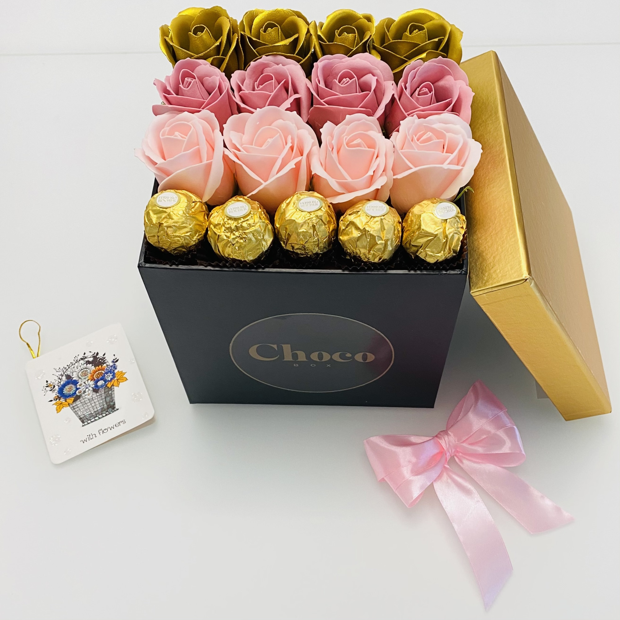 Подаръчна кутия ChocoBox Lovely Box I, Ferrero Rocher и рози - eMAG.bg